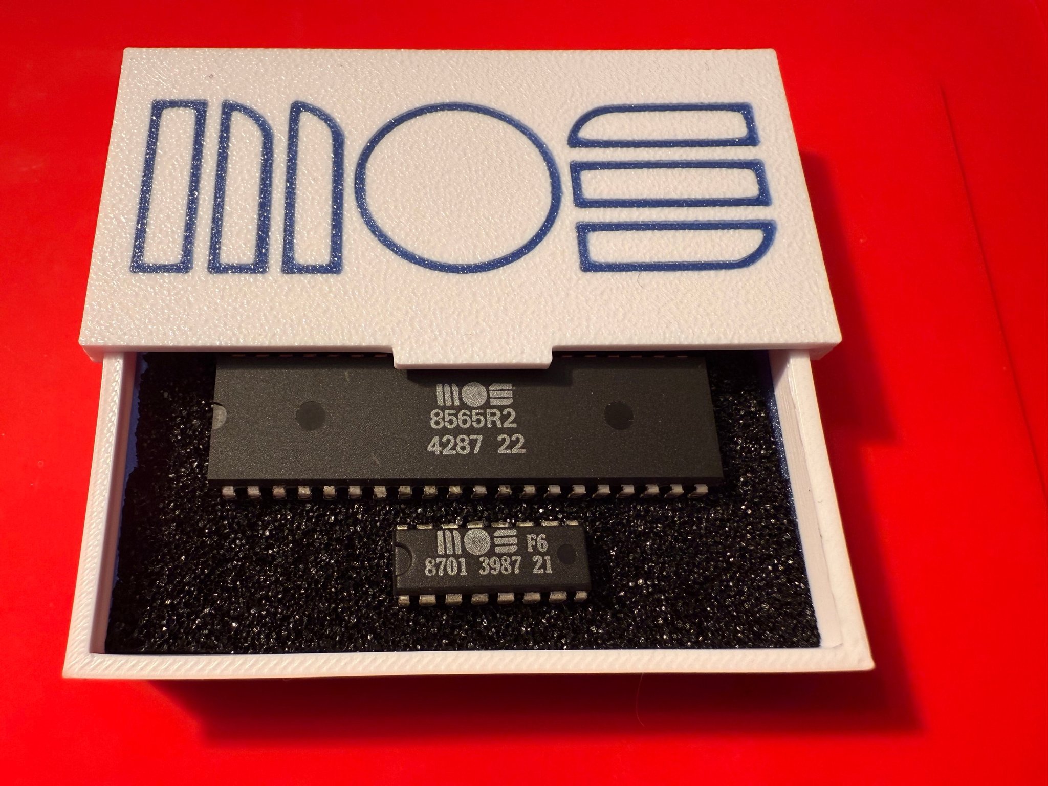 MOS 8565R2 VIC II och MOS 8701 Clock gen. ic fö.. | Köp på Tradera (687630244)