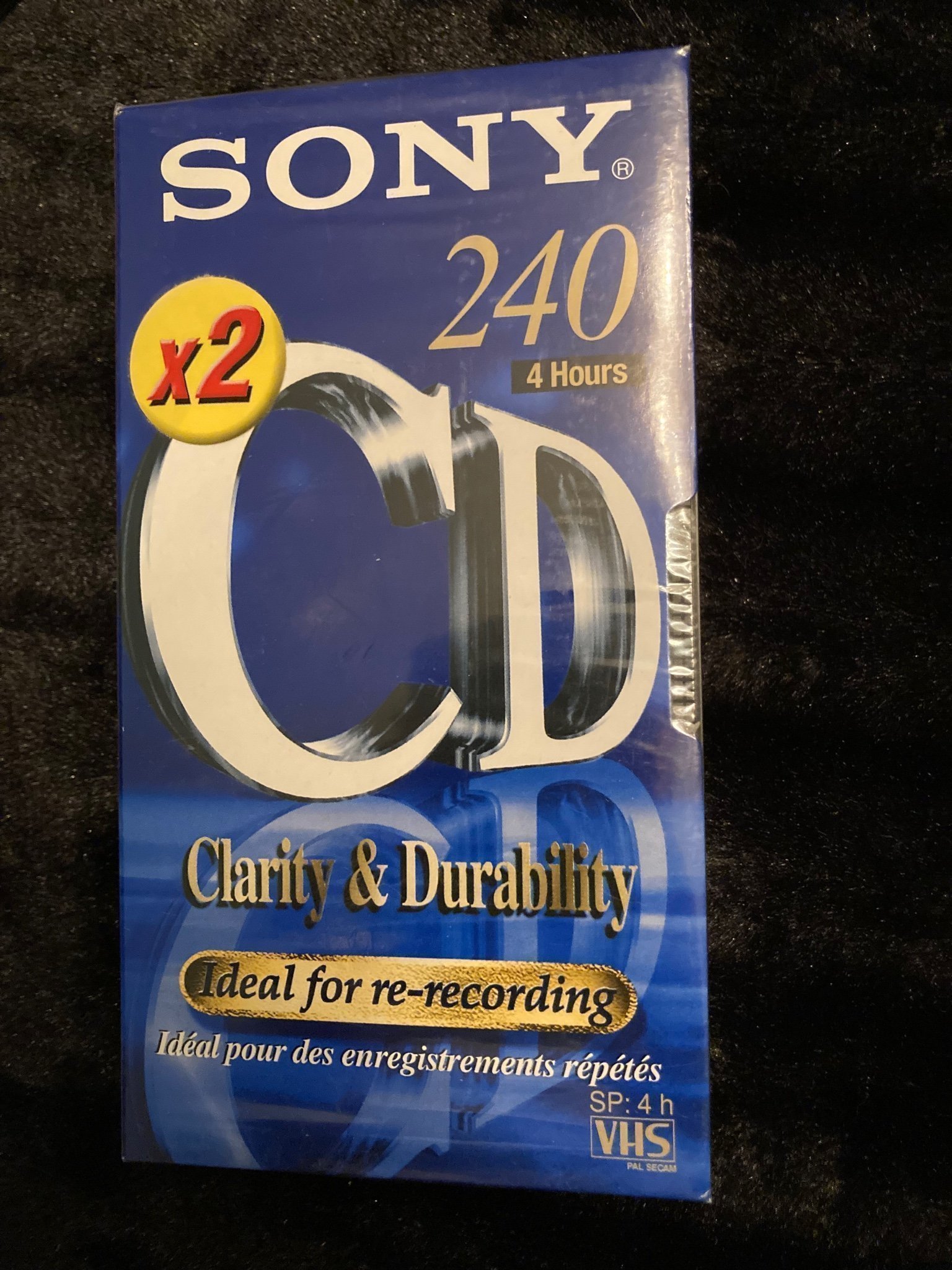 Se produkter som liknar Sony Oöppnade VHS band E240 på Tradera (627355308)