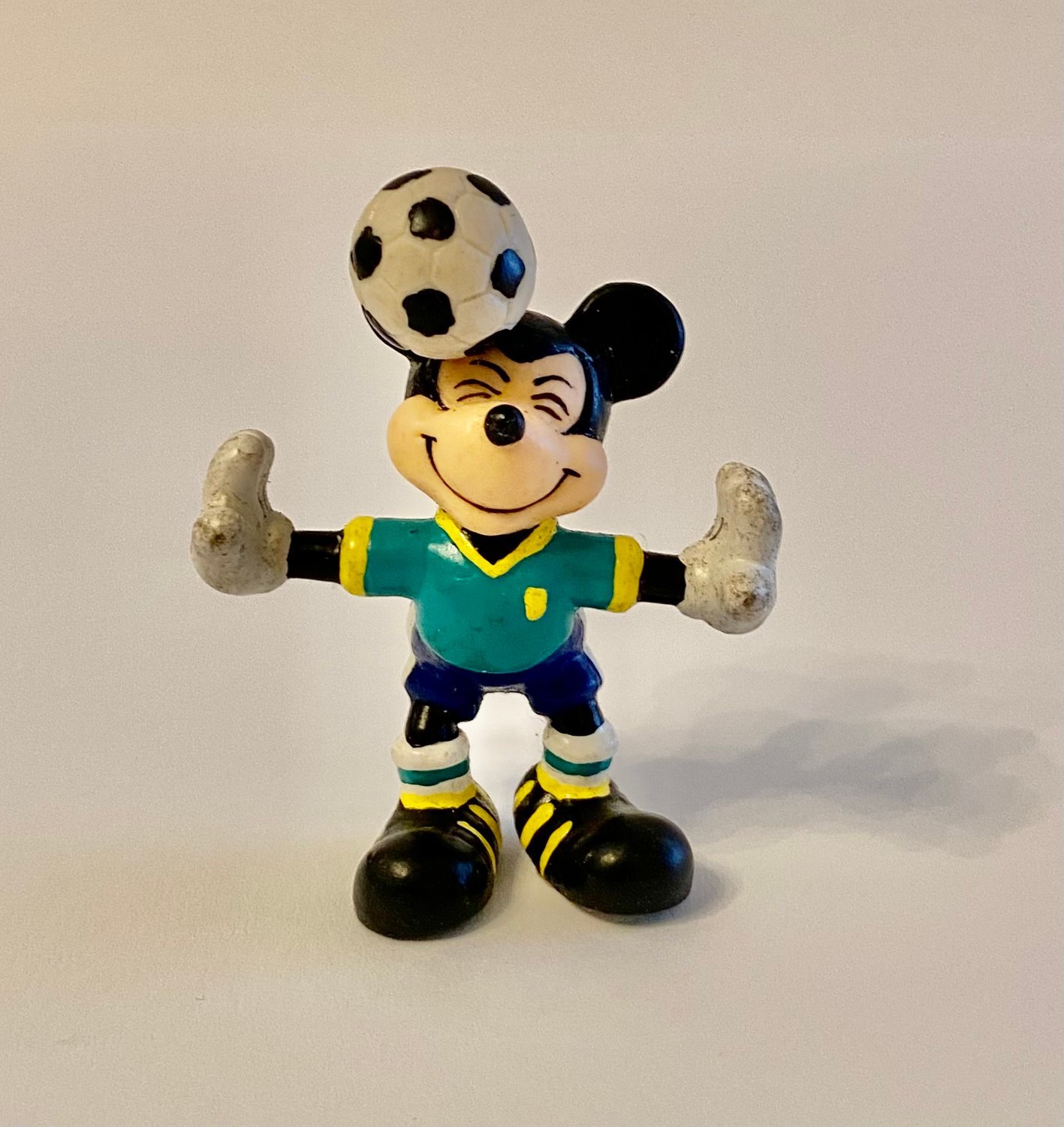 Walt Disney Company Musse Pigg med Fotboll på h.. | Köp på Tradera (668682103)