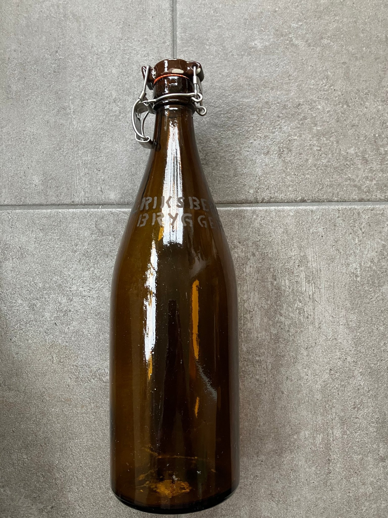 Se produkter som liknar Fin gammal brun glasflaska me.. på Tradera (631726959)