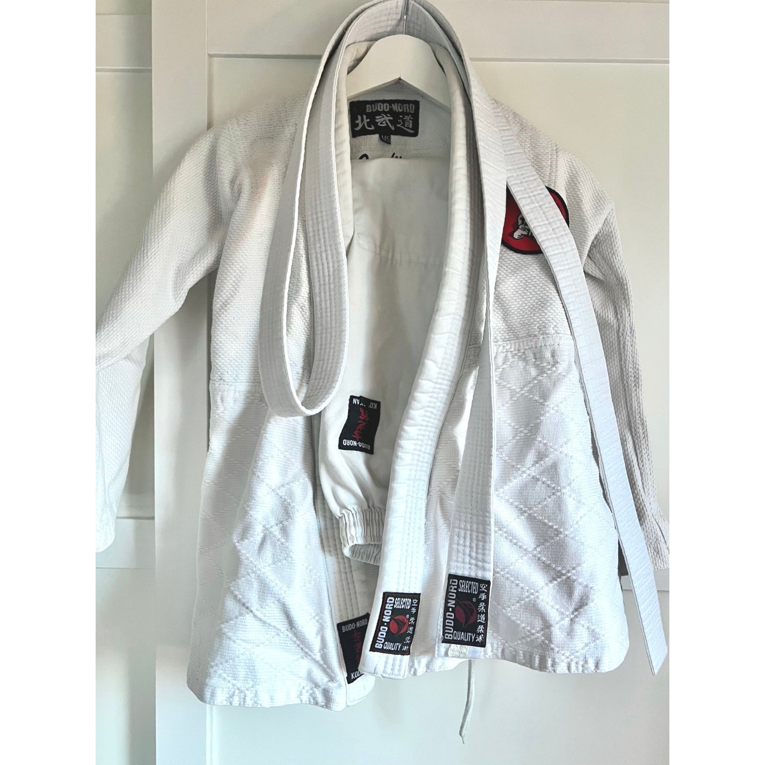 Se produkter som liknar Jujutsu karate judo dräkt på Tradera (619345822)