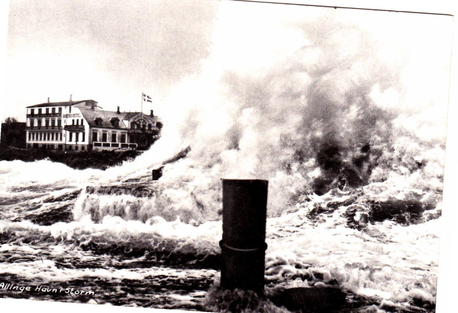 Bornholm. Allinge Havn i storm. | Köp på Tradera (473875552)