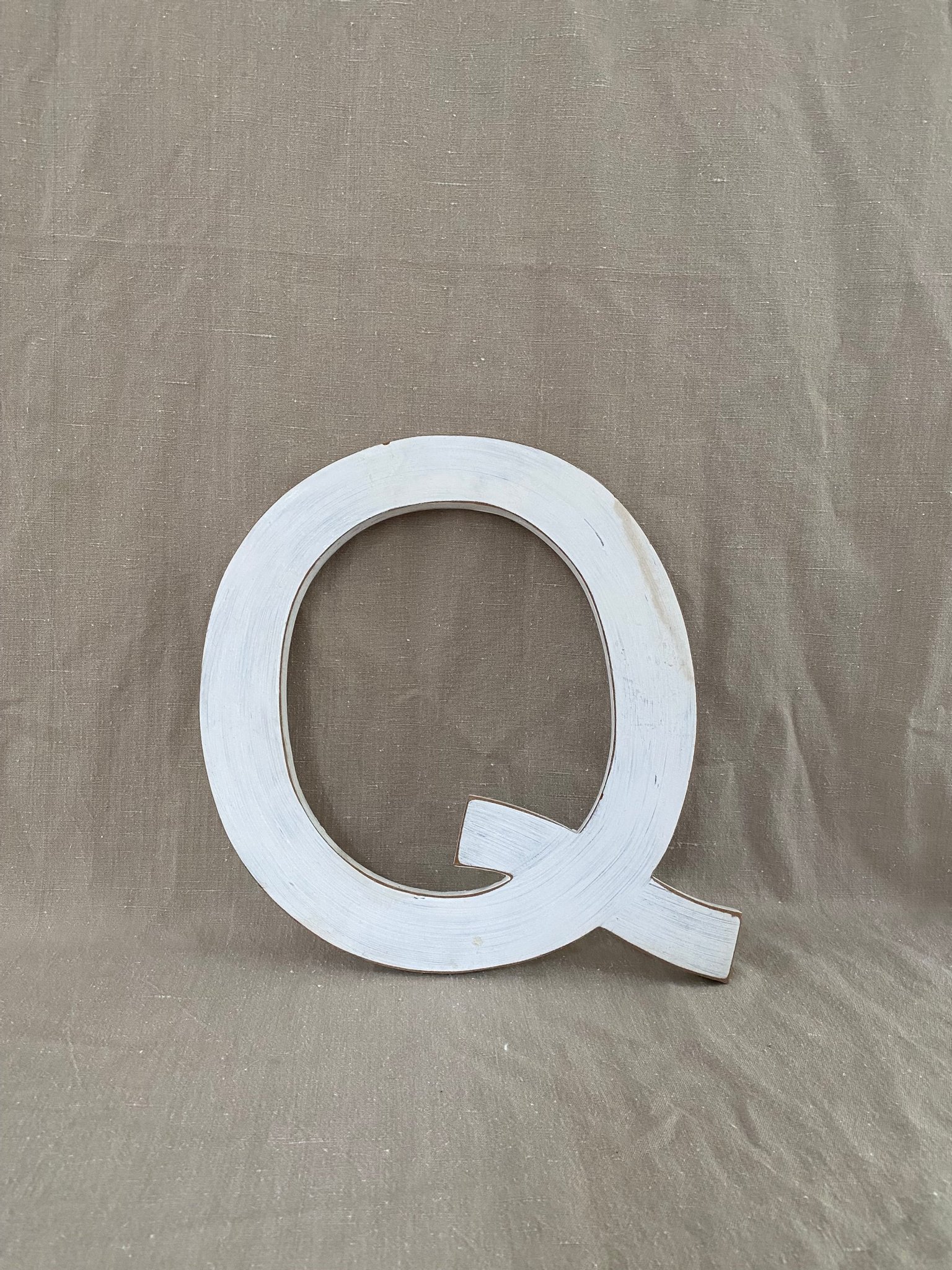 Stor bokstav trä vit Q Miljögården Design väggh.. | Köp på Tradera (690575237)