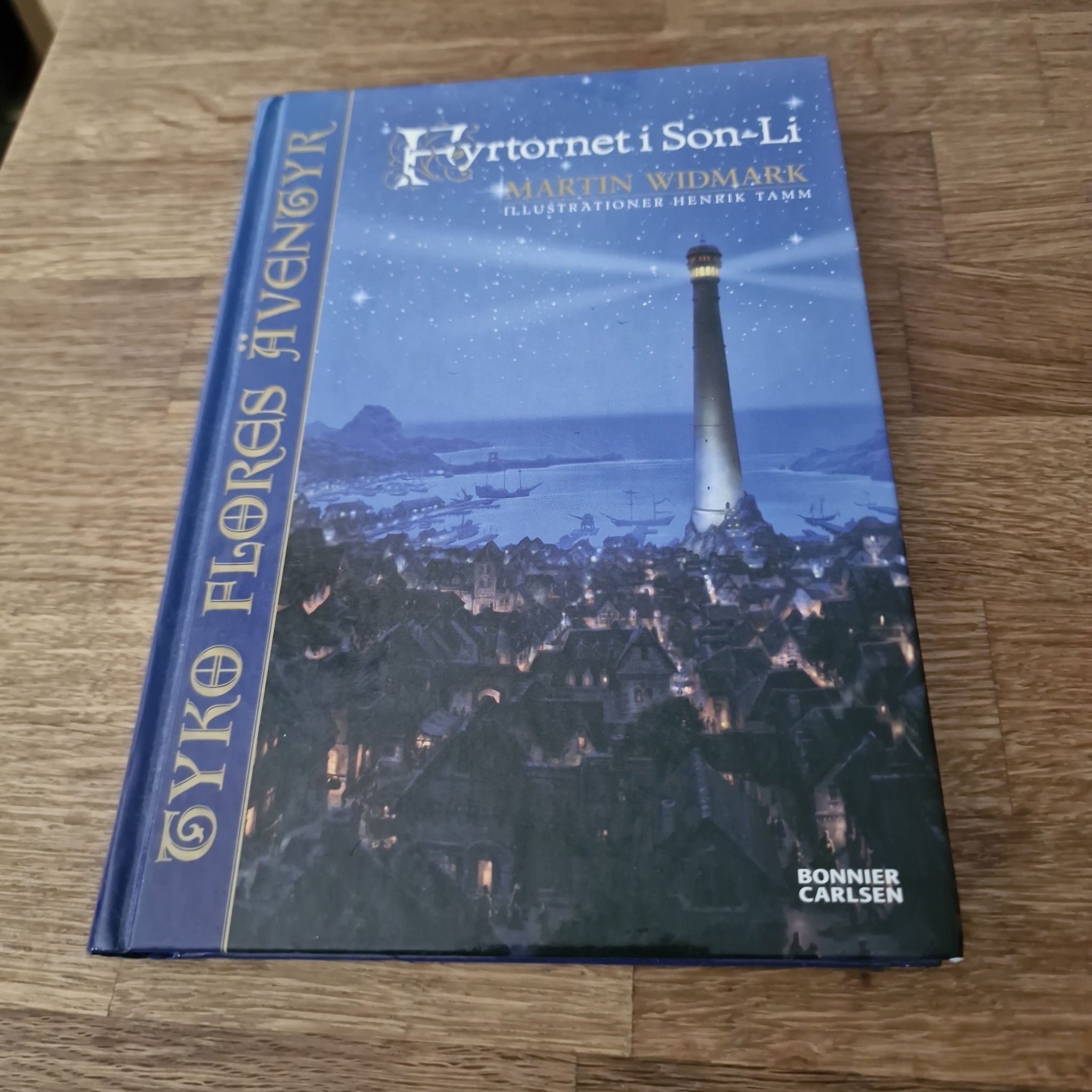 Fyrtornet i Son-Li av Martin Widmark | Köp på Tradera (701031256)