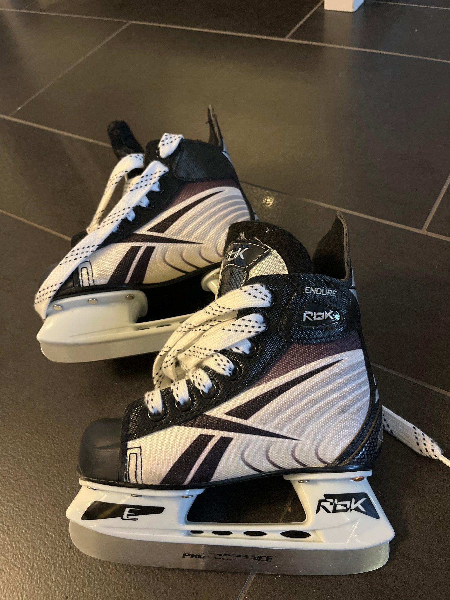 Reebok Endure Skridskor storlek 28 | Köp på Tradera (702262591)