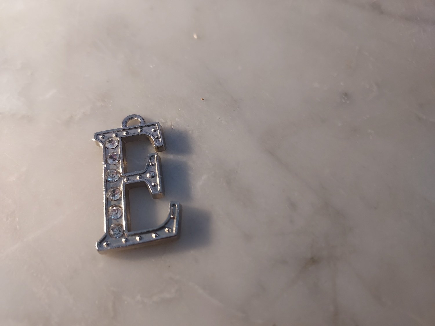 Hänge Bokstav E silvrig metall STRASS " Diamant.. | Köp på Tradera (635060945)