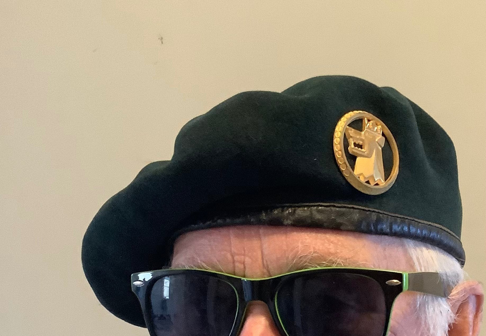 I22 Lapplands jägarregemente. Basker med baskermärke "Vargen". m/60. St. 57,..