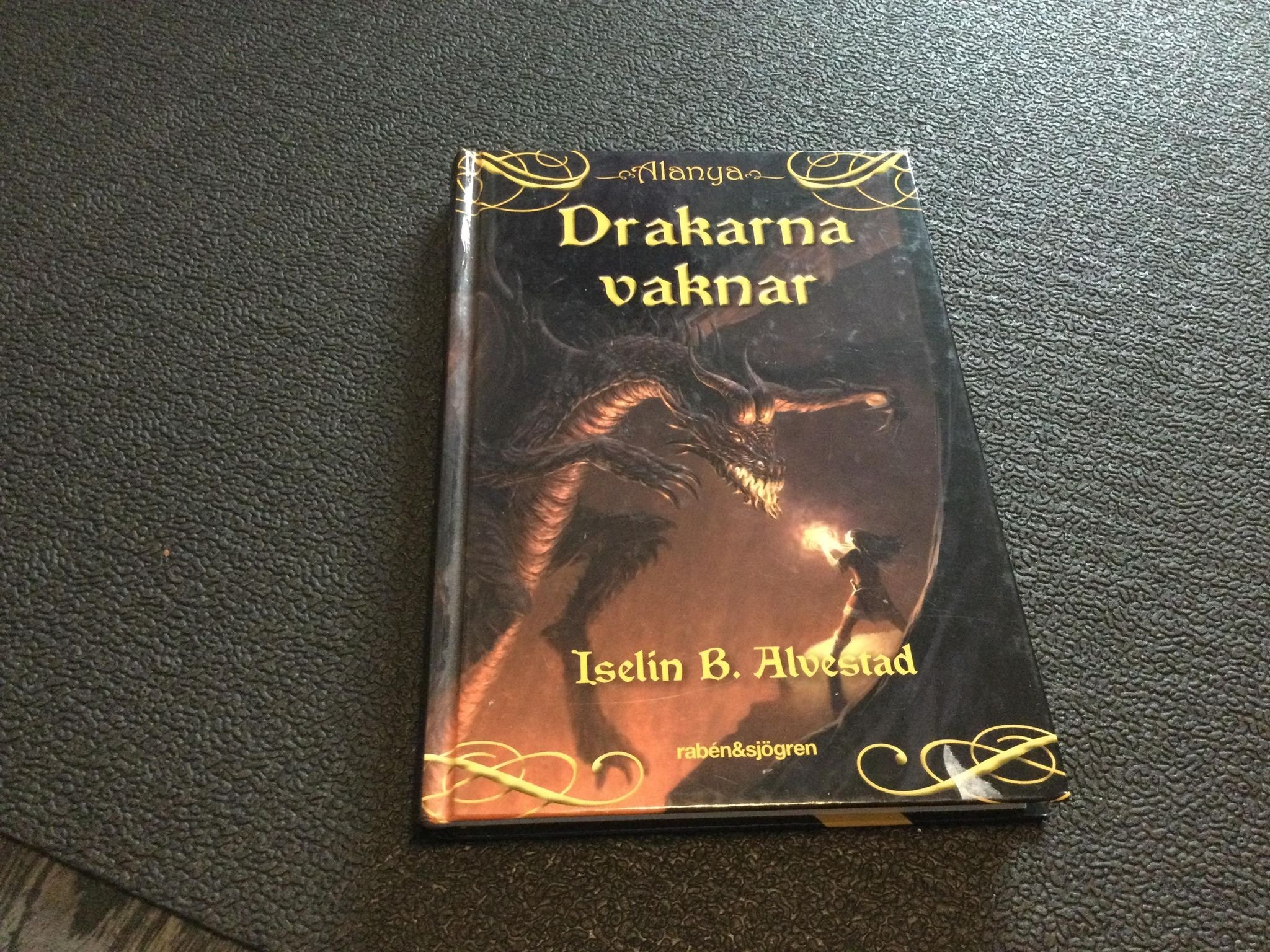 Se produkter som liknar Alanya Drakarna Vaknar av Ise.. på Tradera (697282674)