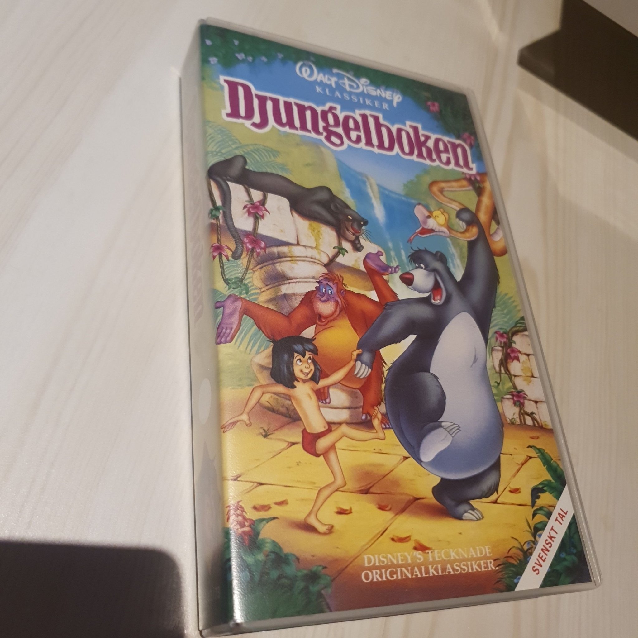 Se produkter som liknar Djungelboken VHS på Tradera (658354934) Se produkter som liknar Djungelboken VHS på Tradera (658354934)