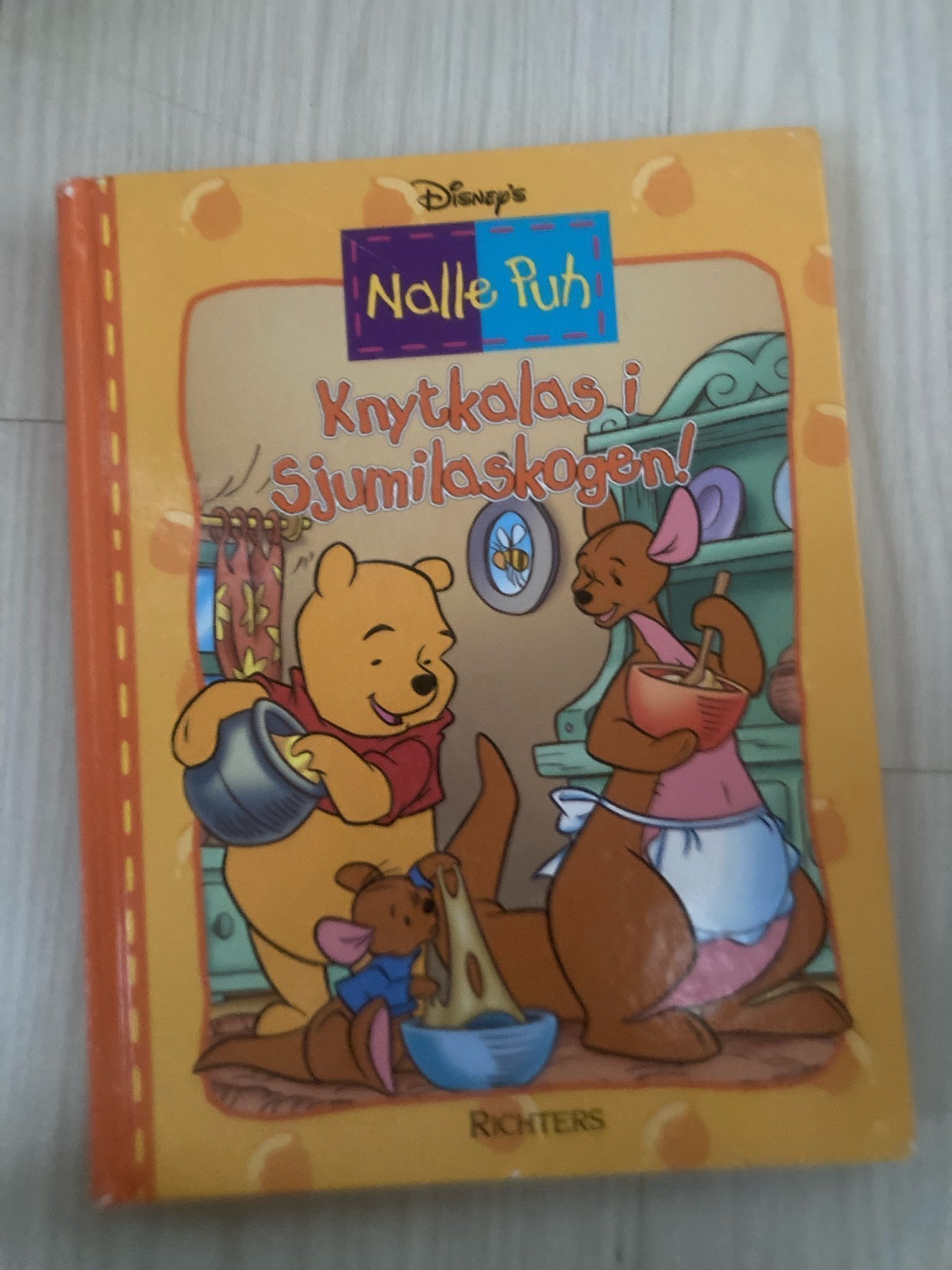 Se produkter som liknar DISNEY Nalle Puh Knytkalas i .. på Tradera (633480285)