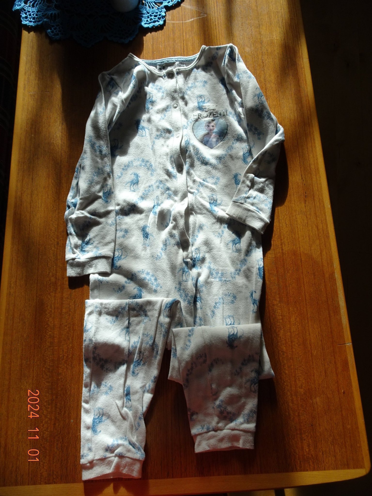 H&M vit pyjamas med blått tryck, storlek 110/116 | Köp på Tradera (684728251)