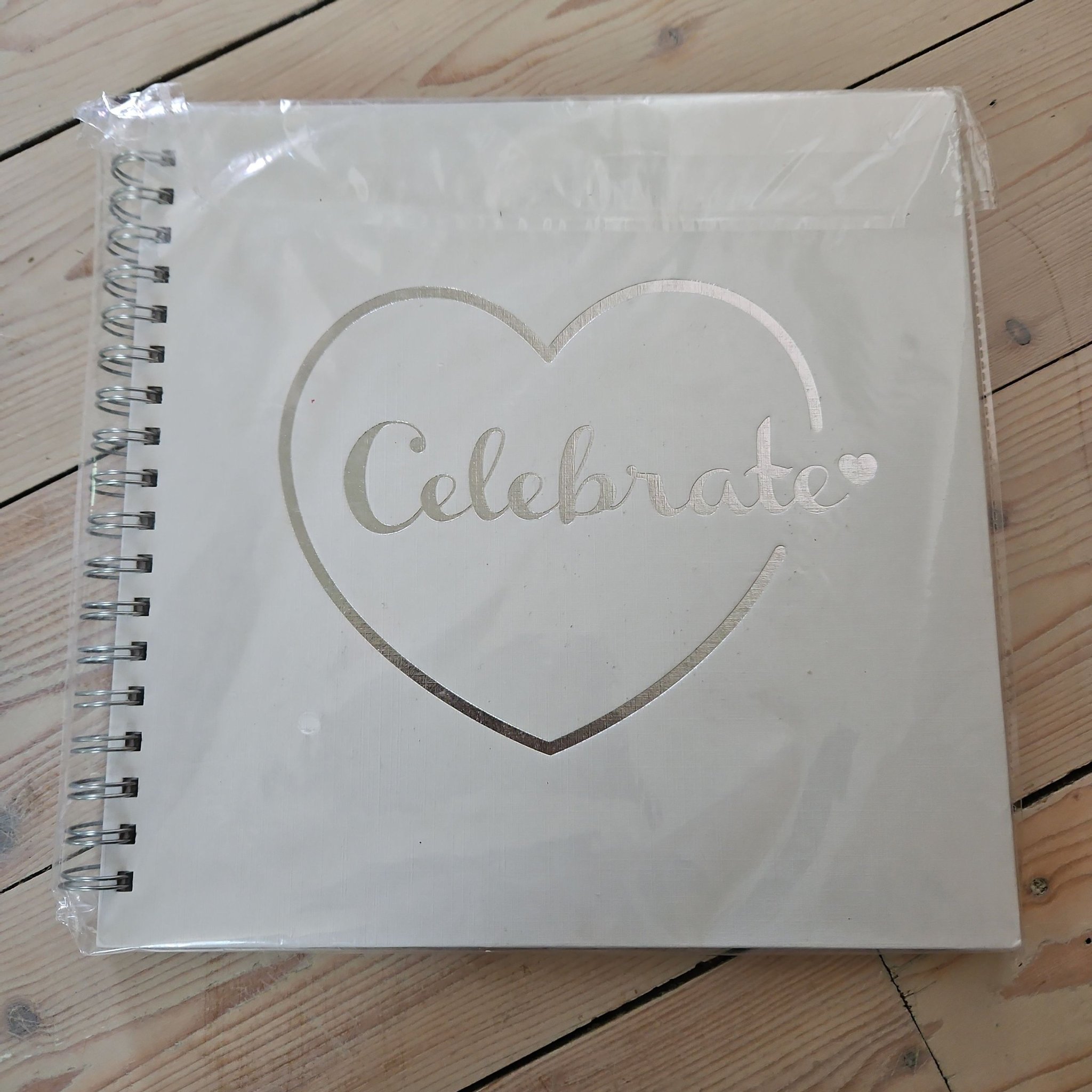 Se produkter som liknar Celebrate, gästbok ,bröllop på Tradera (684806046)