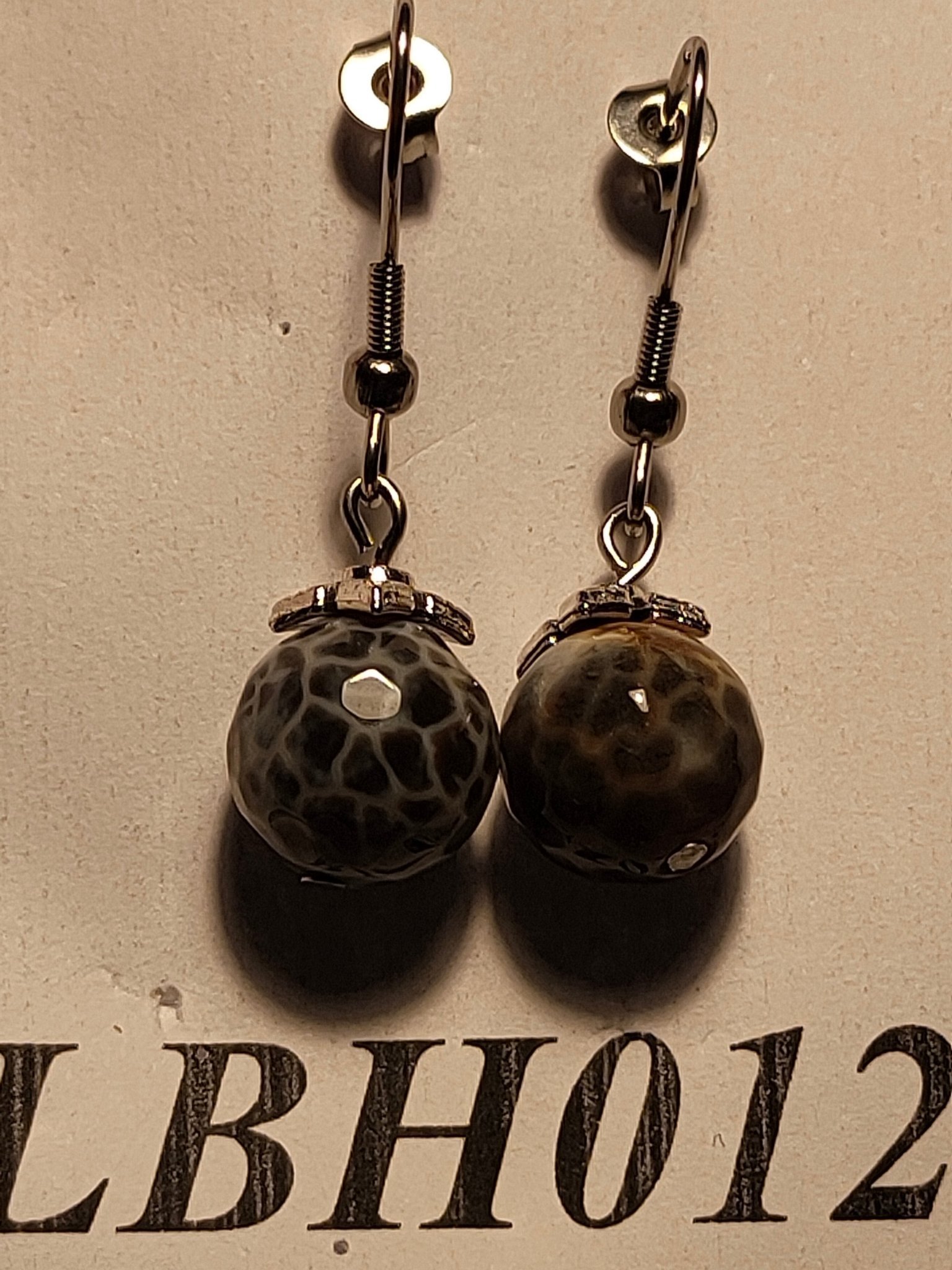 Örhänge med grå/vit eld agater i 316L rostfritt.. | Köp på Tradera (692945172)