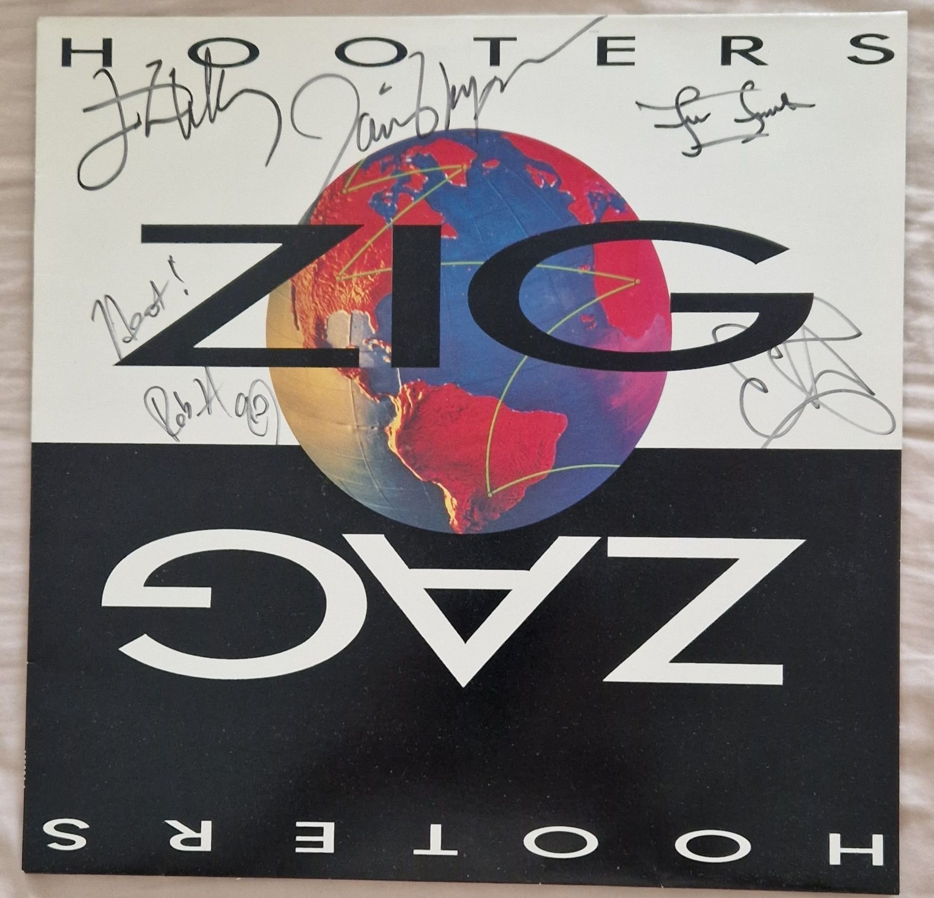 Se produkter som liknar The Hooters signerat album ZI.. på Tradera (693490904)