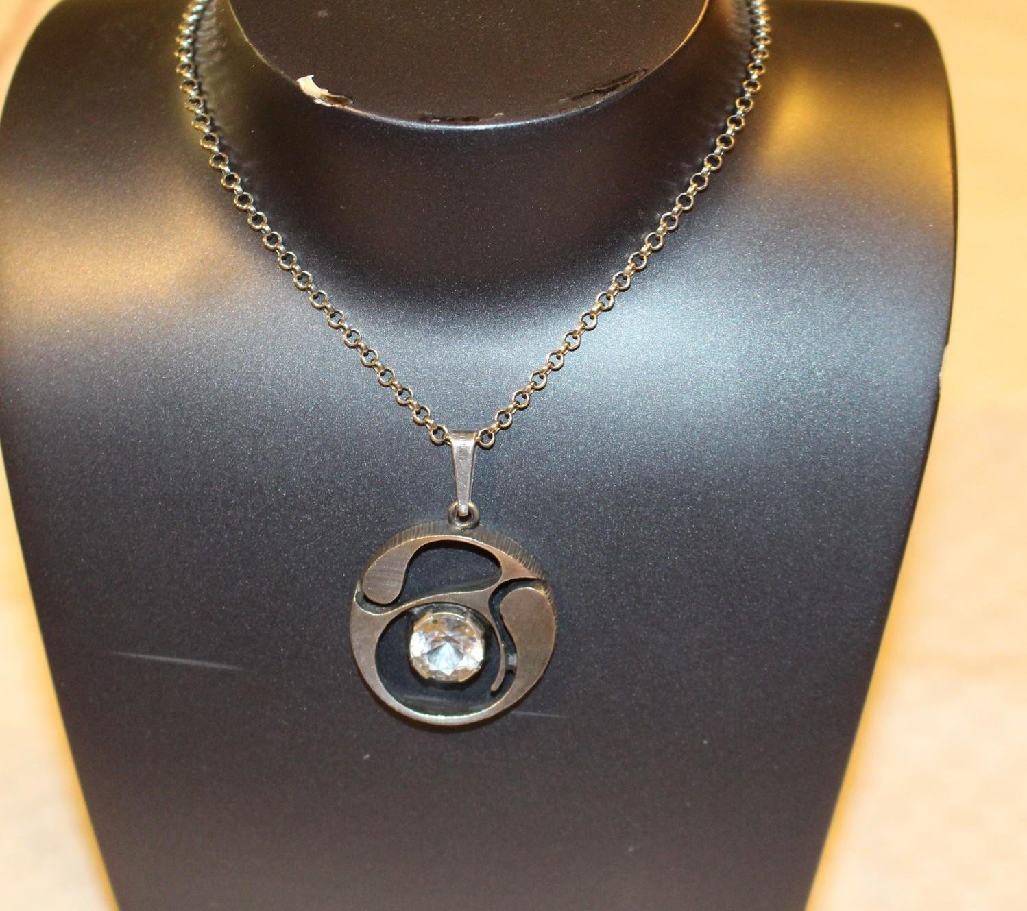 HALSBAND MED HÄNGE FINN FEELING AV .. | Köp från tsarix på Tradera ...