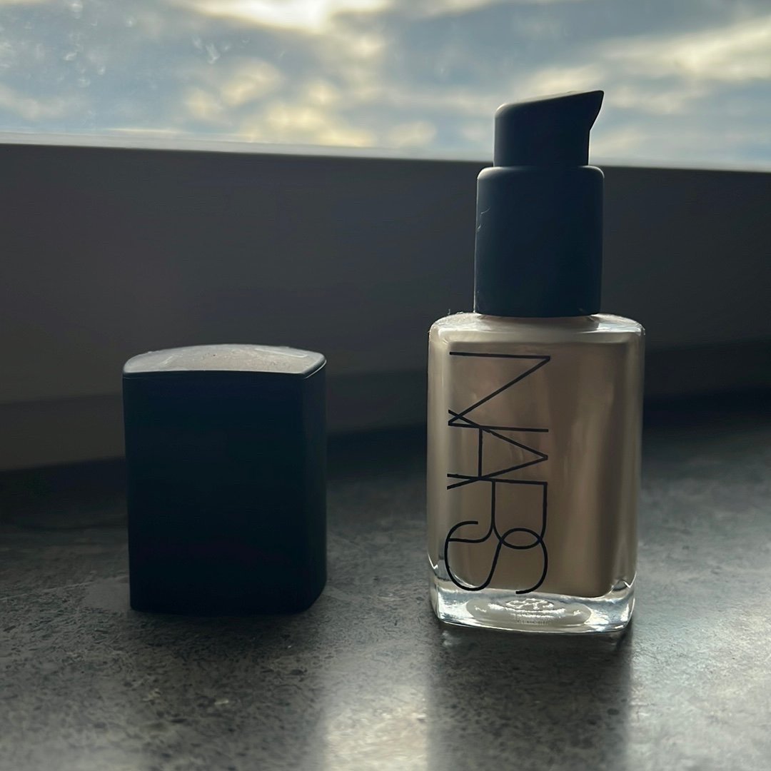 NARS Foundation Sheer Glow Siberia | Köp på Tradera (701415252)