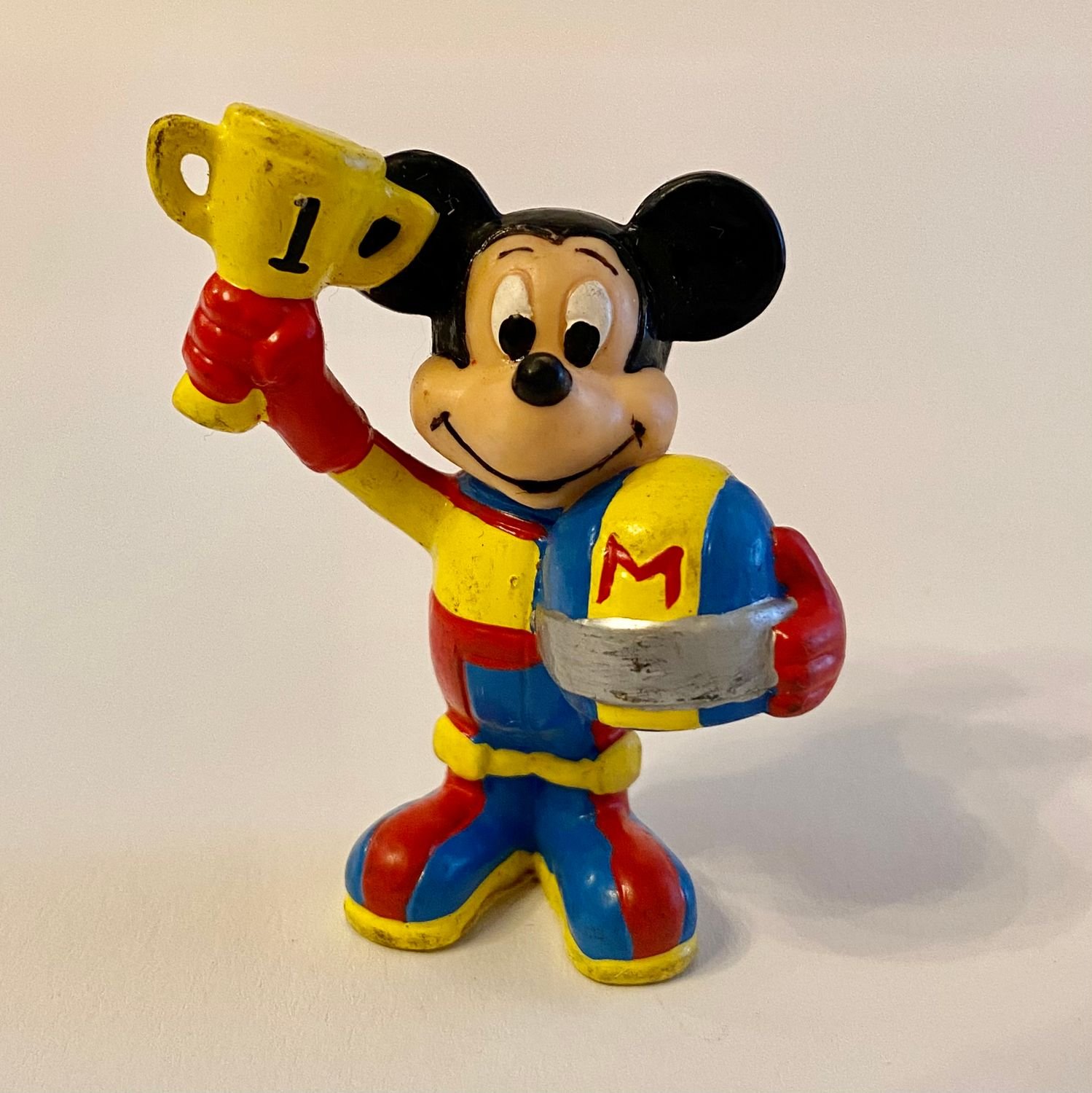 Walt Disney Company Musse Pigg med Vinnarpokal .. | Köp på Tradera (668682627)