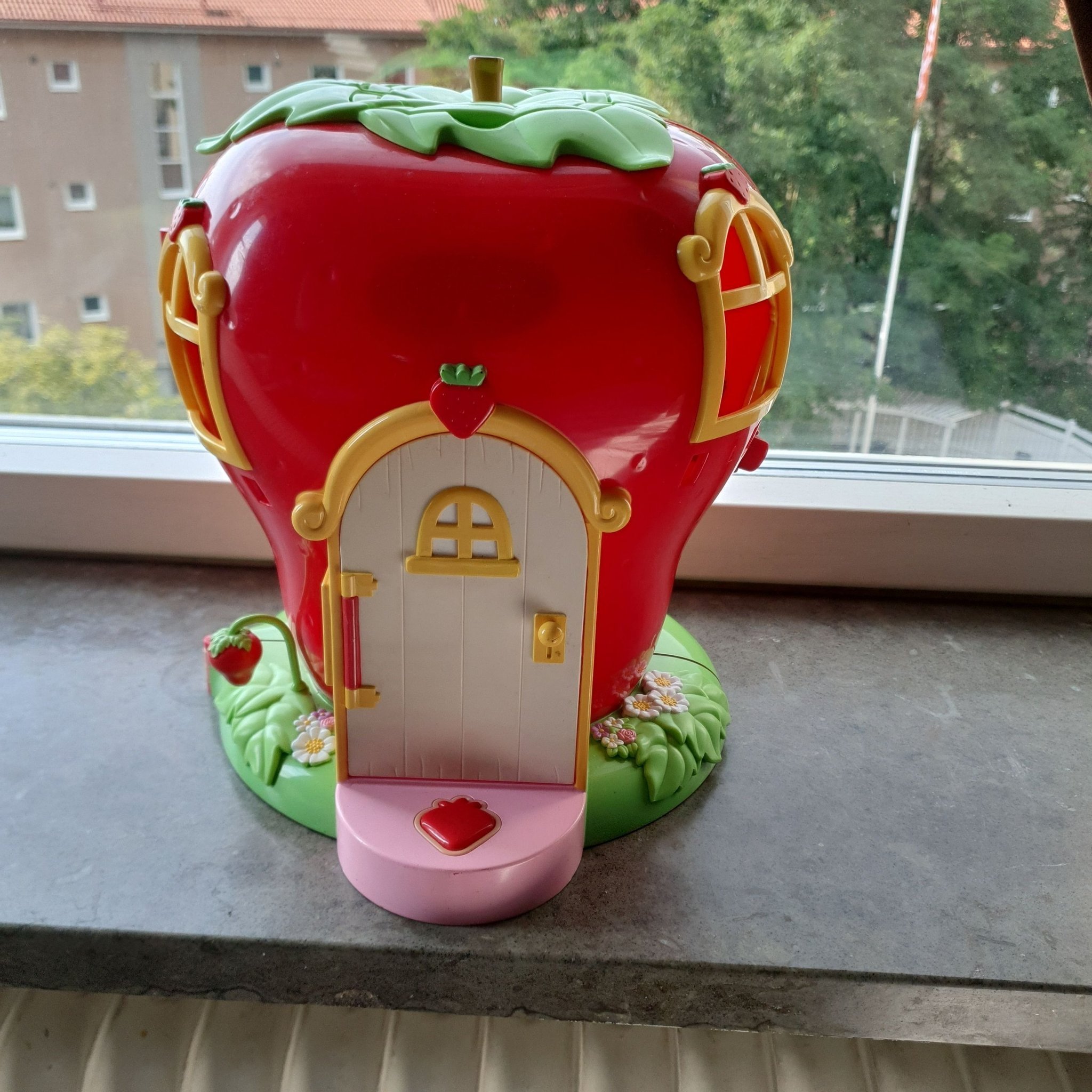 Se produkter som liknar Ett otroligt sött Jordgubbs-L.. på Tradera (701319371)