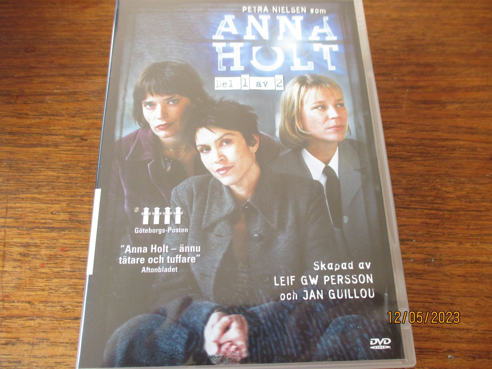 Se produkter som liknar ANNA HOLT : POLIS-PETRA NIELS.. på Tradera (692939426)