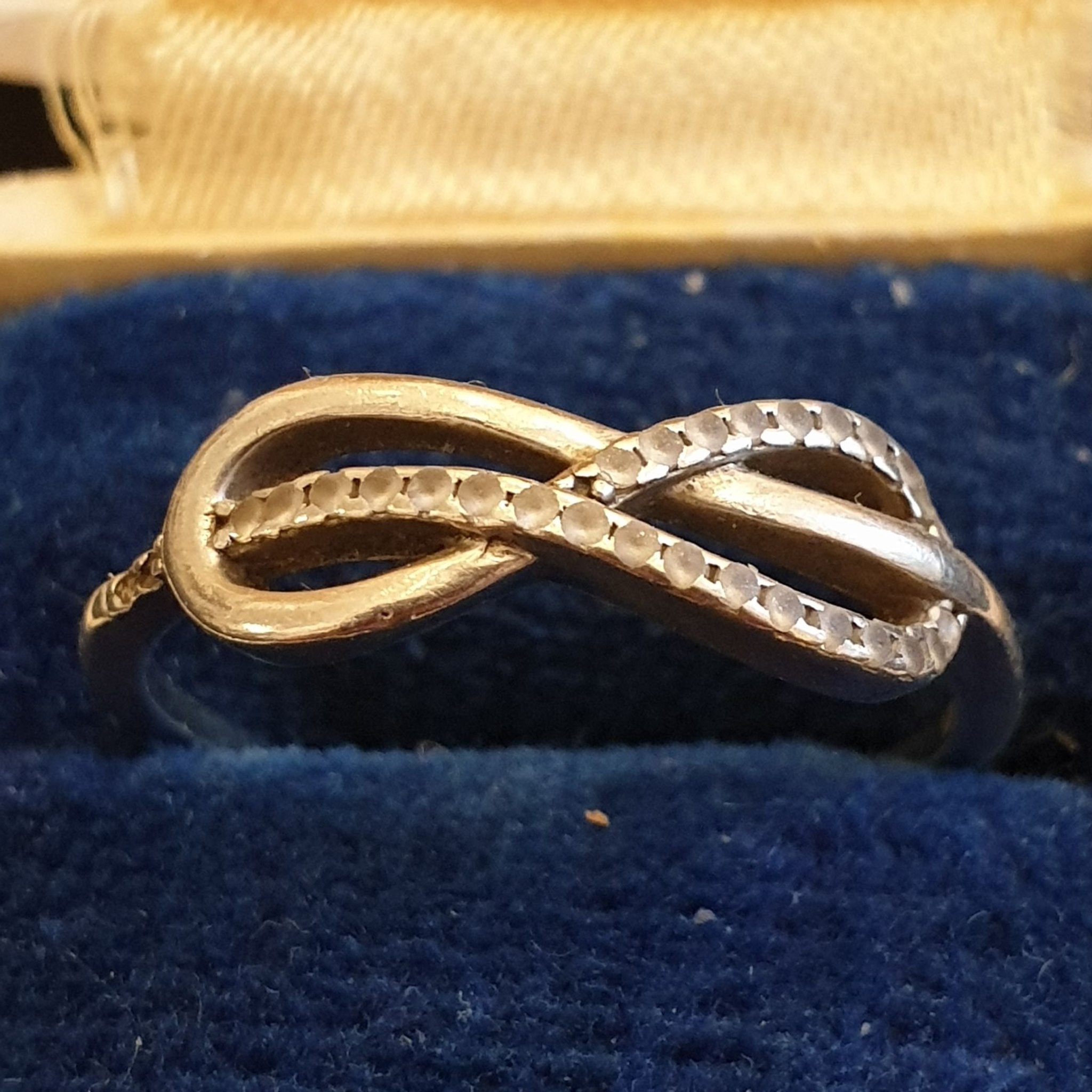 Se produkter som liknar Ring, vita stenar, 925, strl .. på Tradera (618096819)