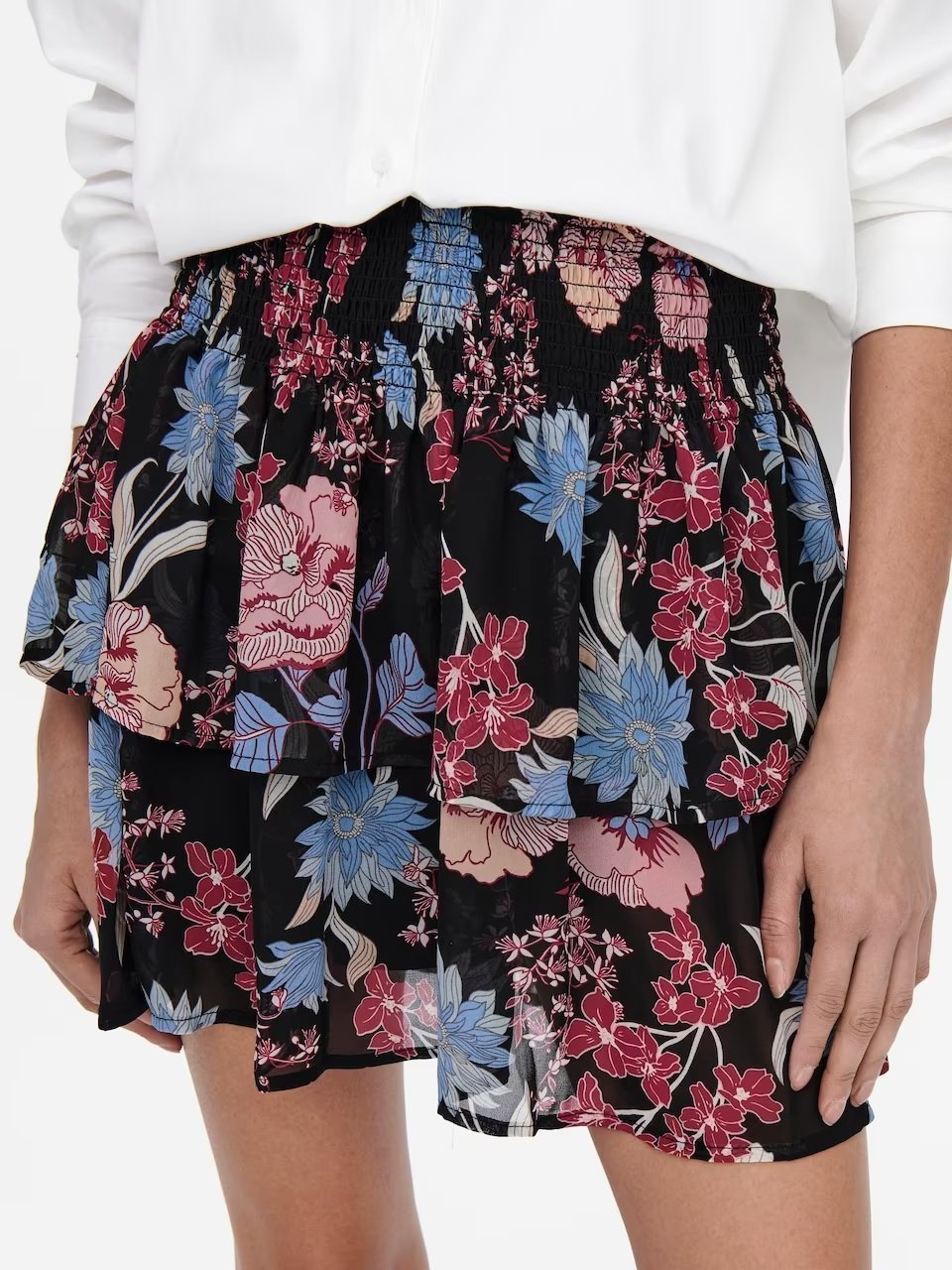 NY Svart kort kjol med blommigt mönster i Blått.. | Köp på Tradera (690031592)