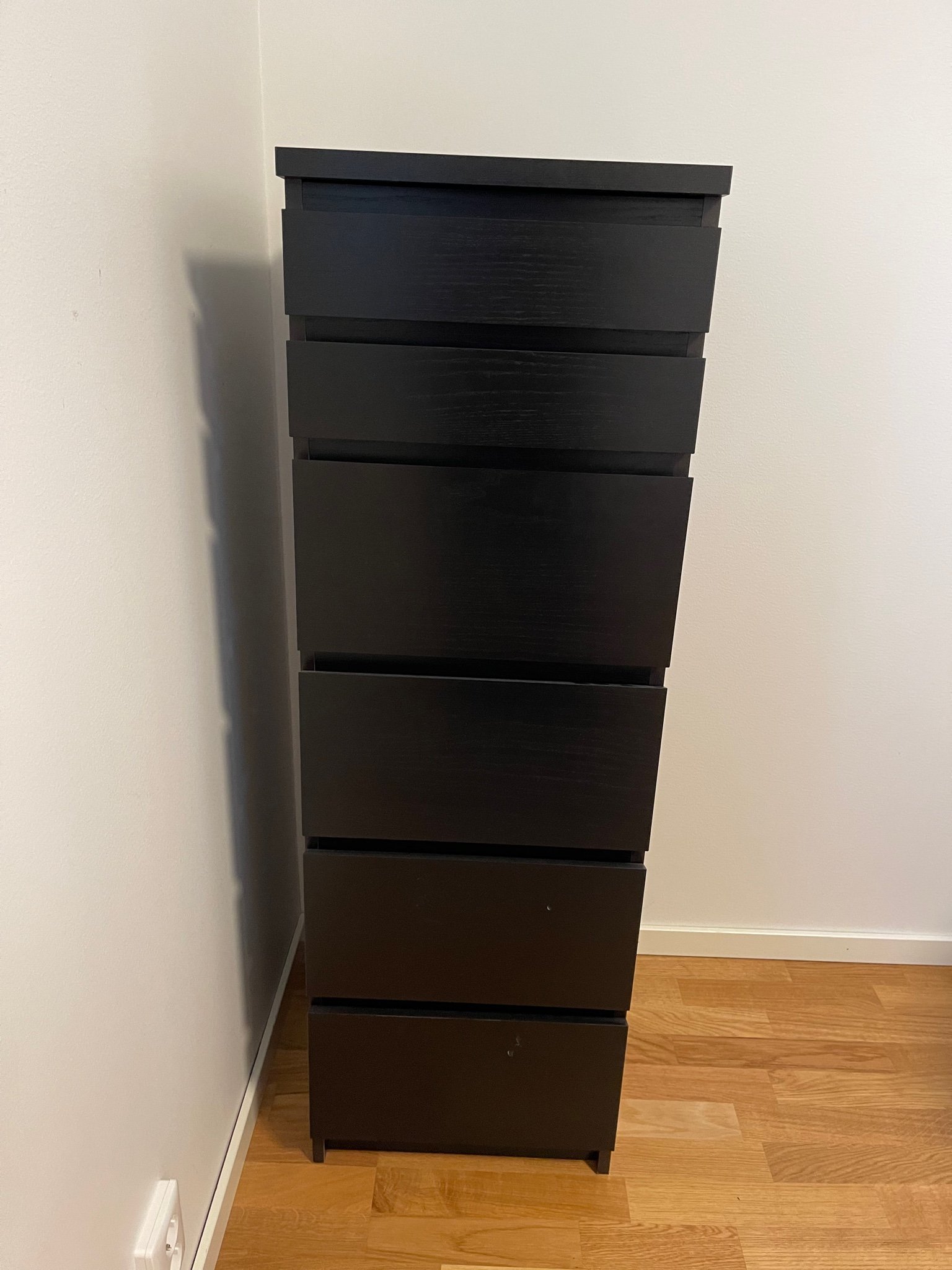 Ikea Malm hög smal byrå med spegel i översta lo.. | Köp på Tradera (565447305)