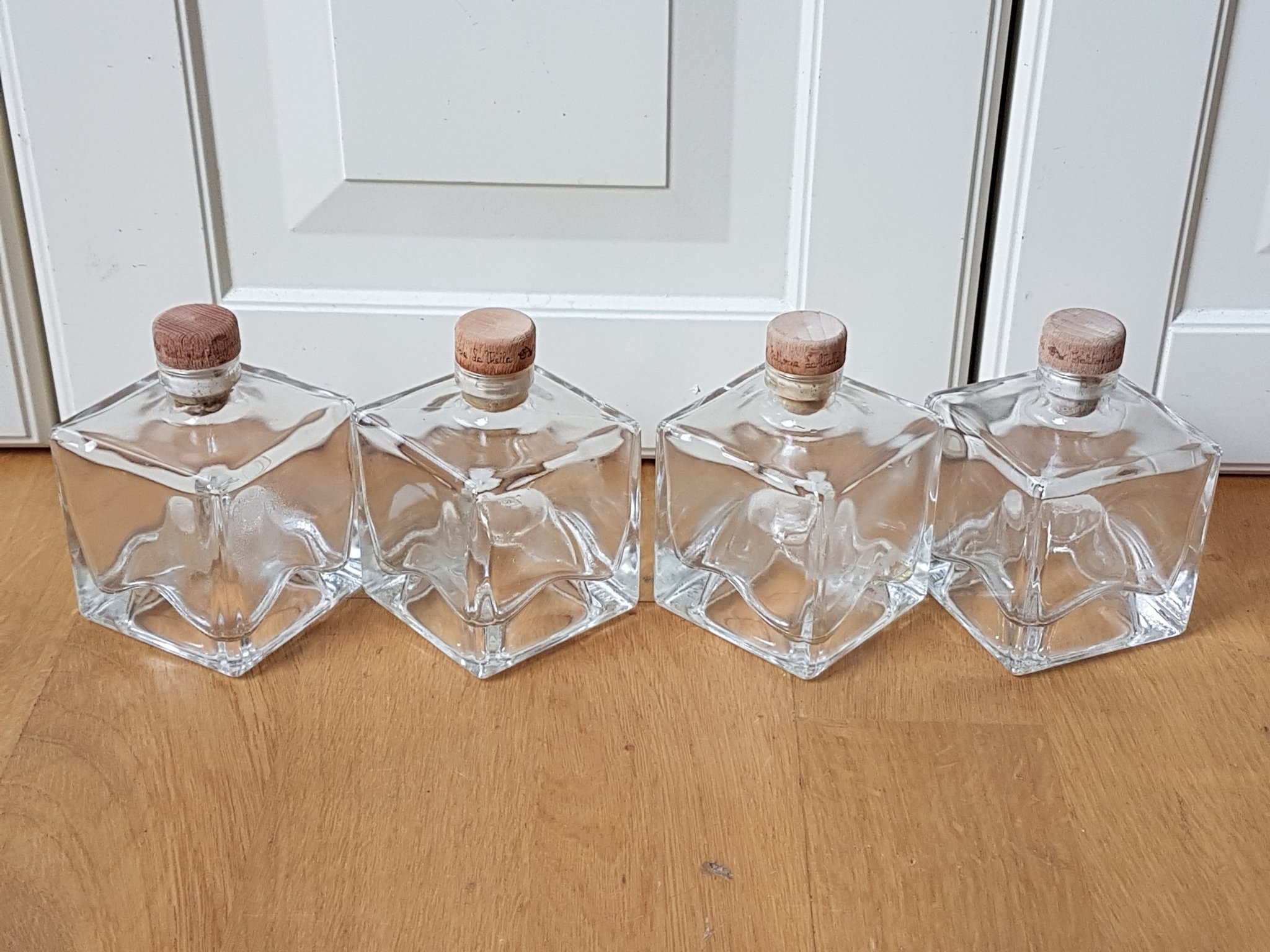 Se produkter som liknar 4 st Stapelbara Glasflaskor m.. på Tradera (697663451)