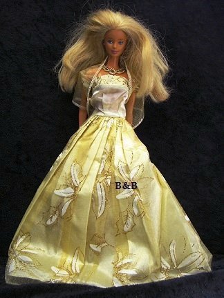 Guld KLÄNNING + VIT BOA ej docka guld blommor t.. | Köp på Tradera (698527803)