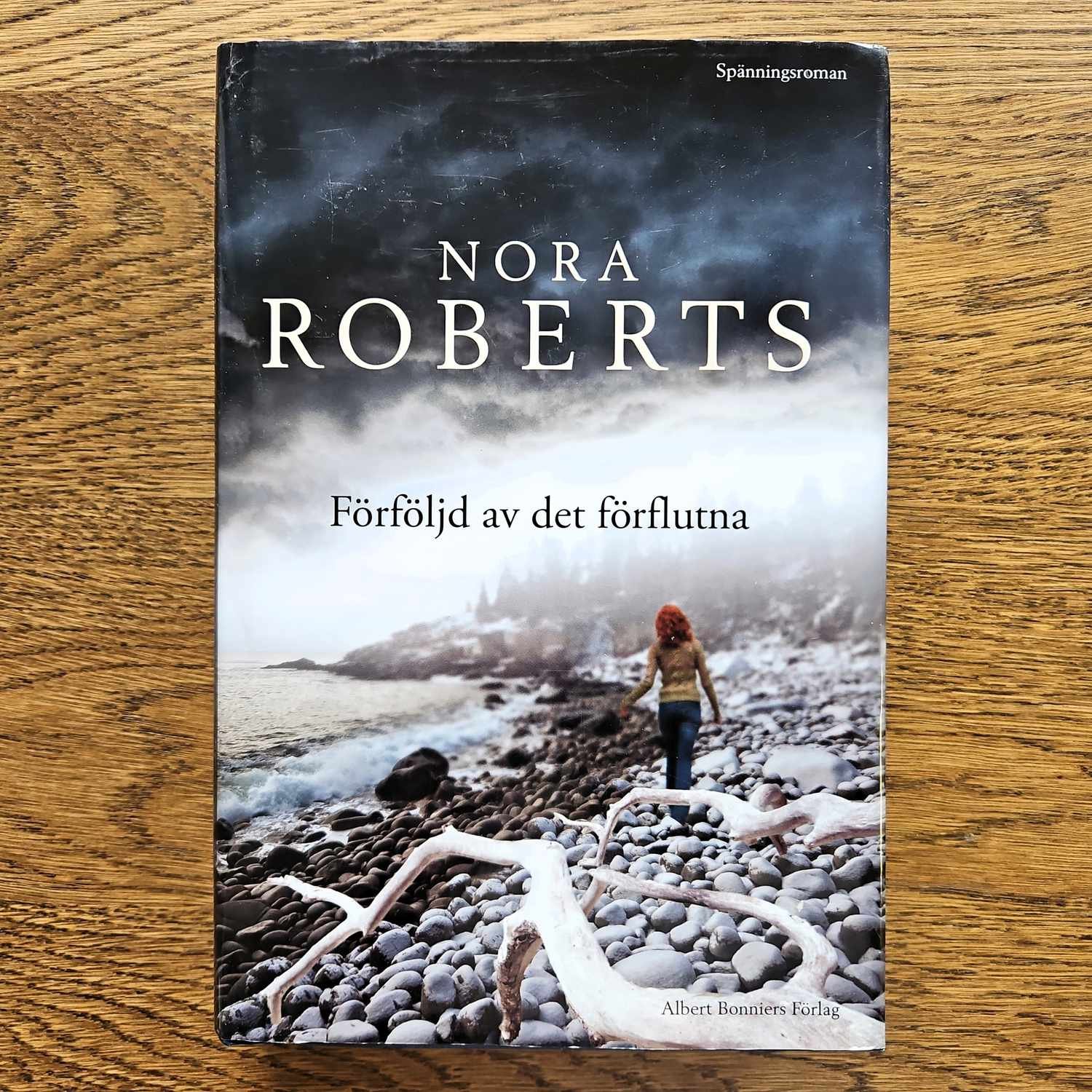 Förföljd av det förflutna - Nora Ro.. | Köp från Boklet på Tradera (671424286)