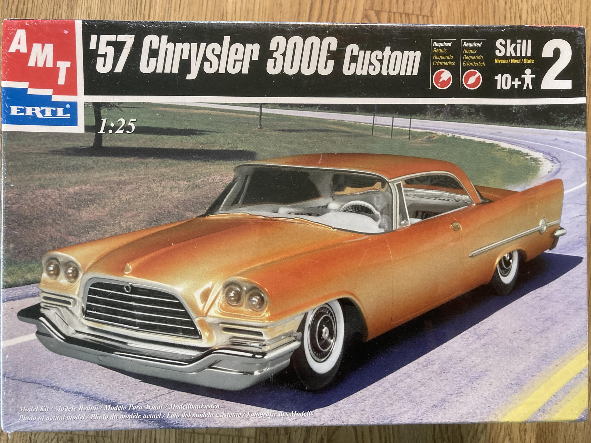 Se produkter som liknar AMT 1957 Chrysler 300C HT Cus.. på Tradera (629580392)