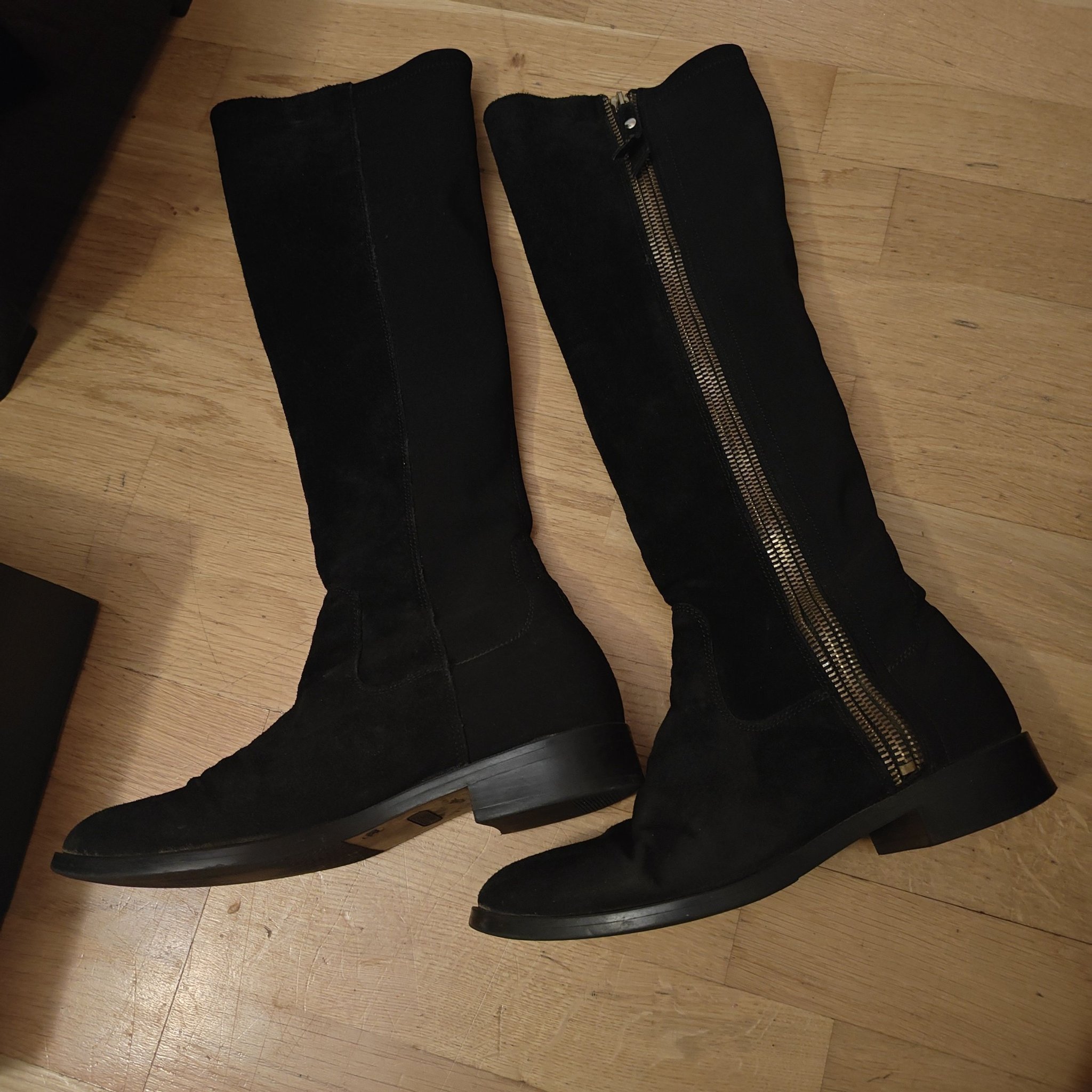 Svarta knähöga stövlar i mocka från Clou – eleg.. | Köp på Tradera (706778920)