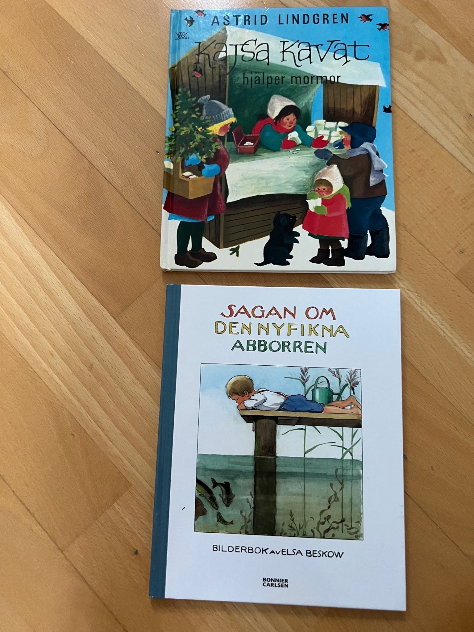 Se produkter som liknar Kajsa Kavat hjälper mormor av.. på Tradera (690566533)