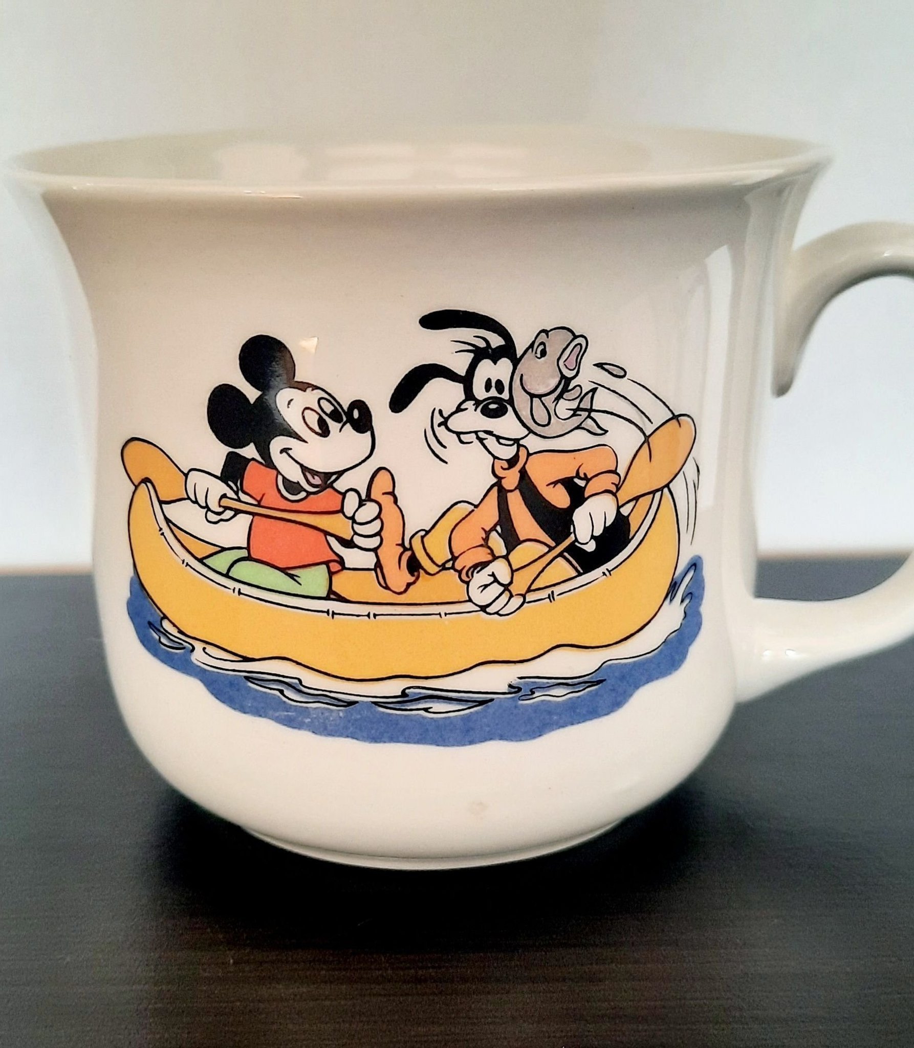 Se produkter som liknar Mugg med Musse Pigg och Pluto.. på Tradera (692707719)