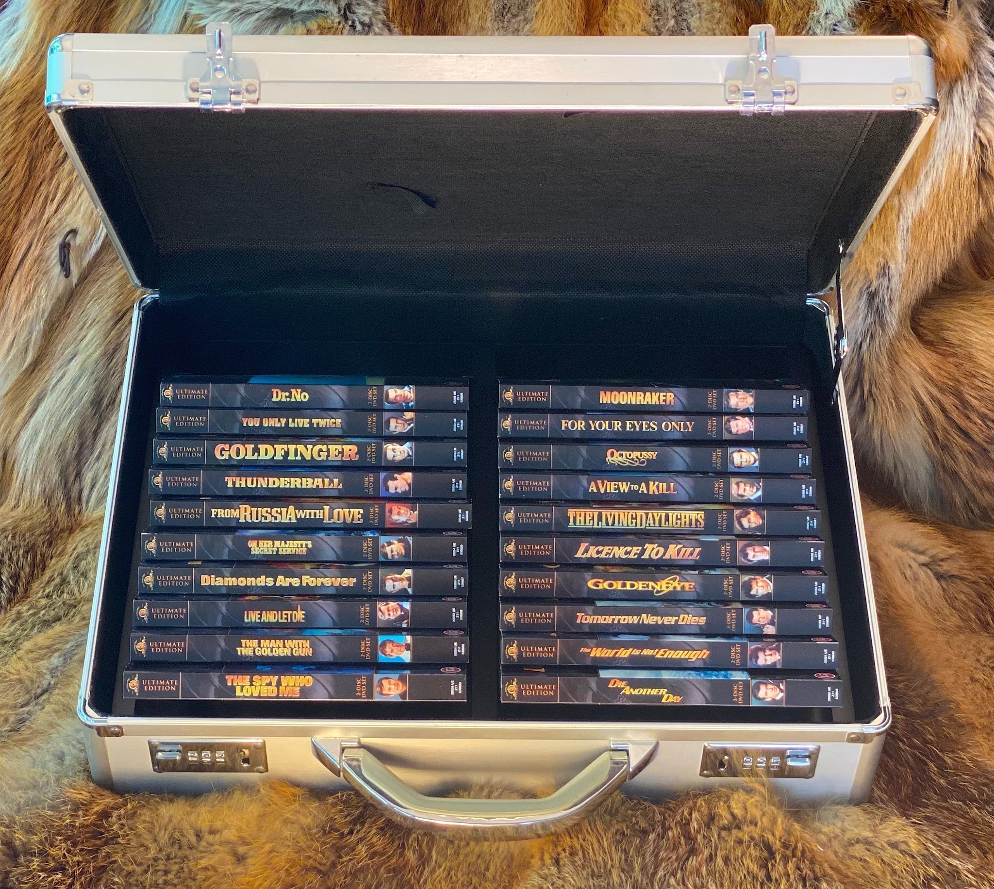 James Bond 007 Ultimate Edition Briefcase DVD C.. (411314312) ᐈ Köp på Tradera