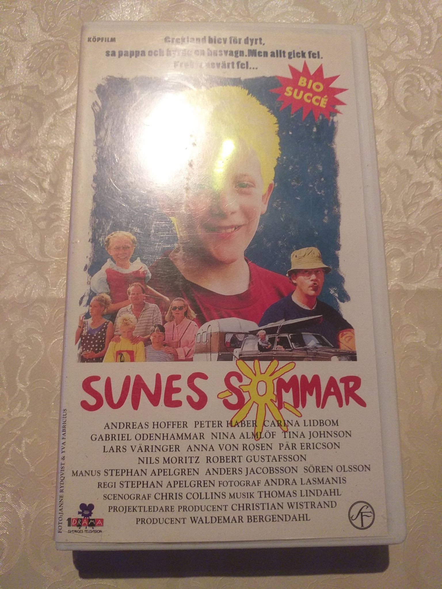 Se produkter som liknar Sunes Sommar SF vhs film på Tradera (643660295)