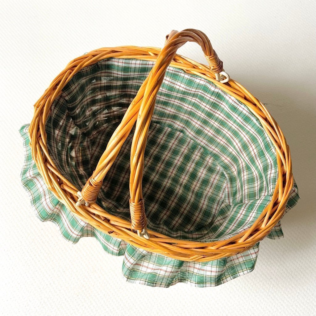 Se produkter som liknar Korg i flätad pil med tyg · P.. på Tradera (631995299)