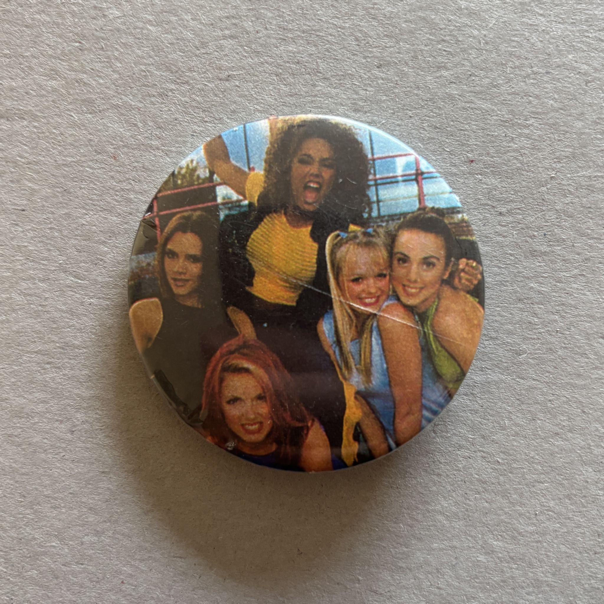 Spice Girls - Pin / Knapp / Badge - 56 mm - Retro | Köp på Tradera (694035079)