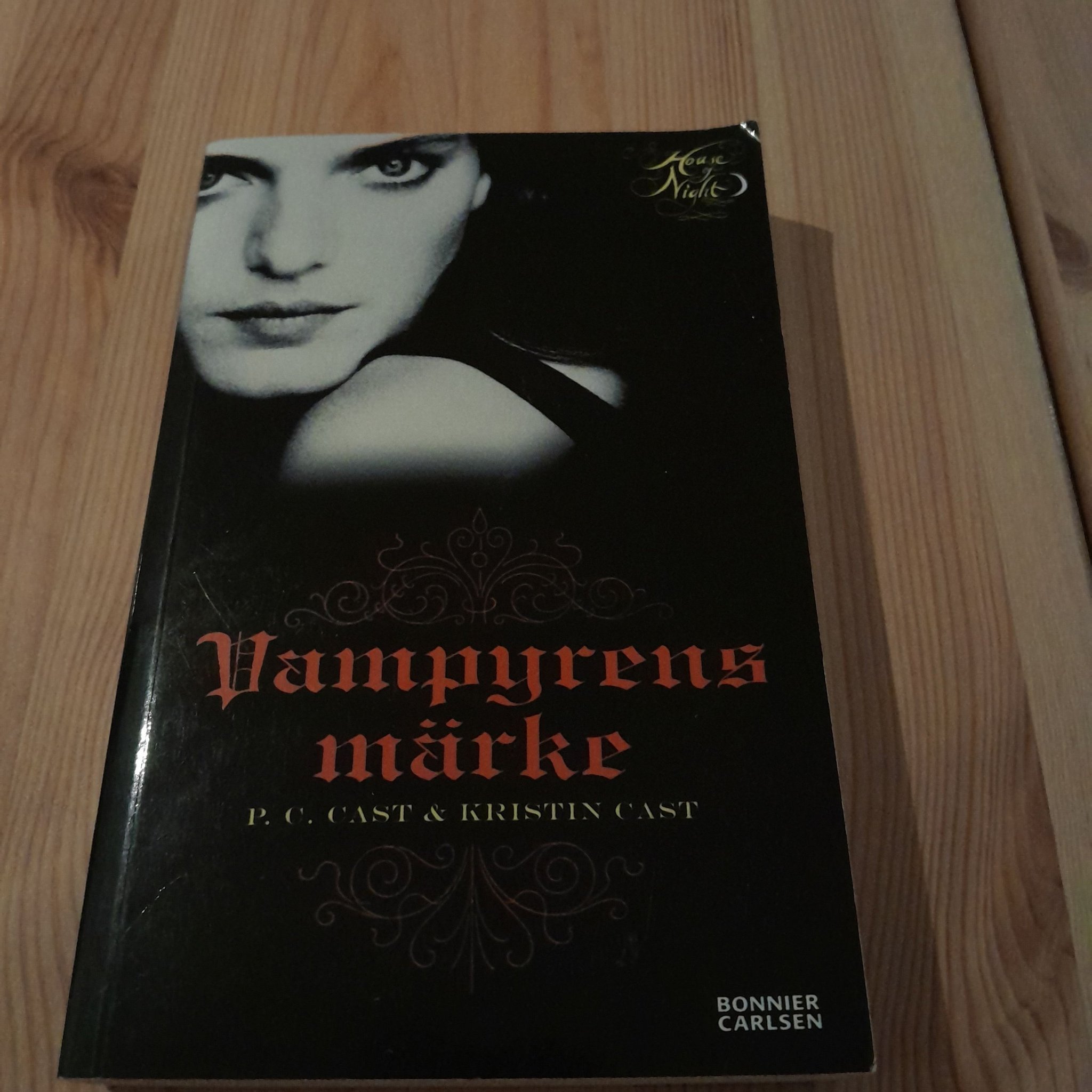 Se produkter som liknar Vampyrens märke av P.C. Cast .. på Tradera (693770254)