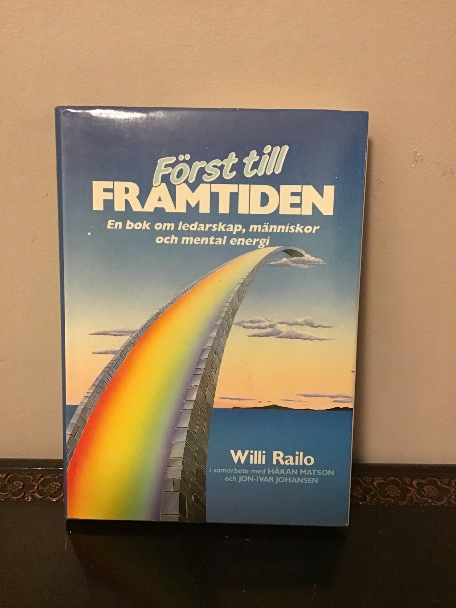 Se produkter som liknar Först till framtiden: En bok .. på Tradera (686526620)