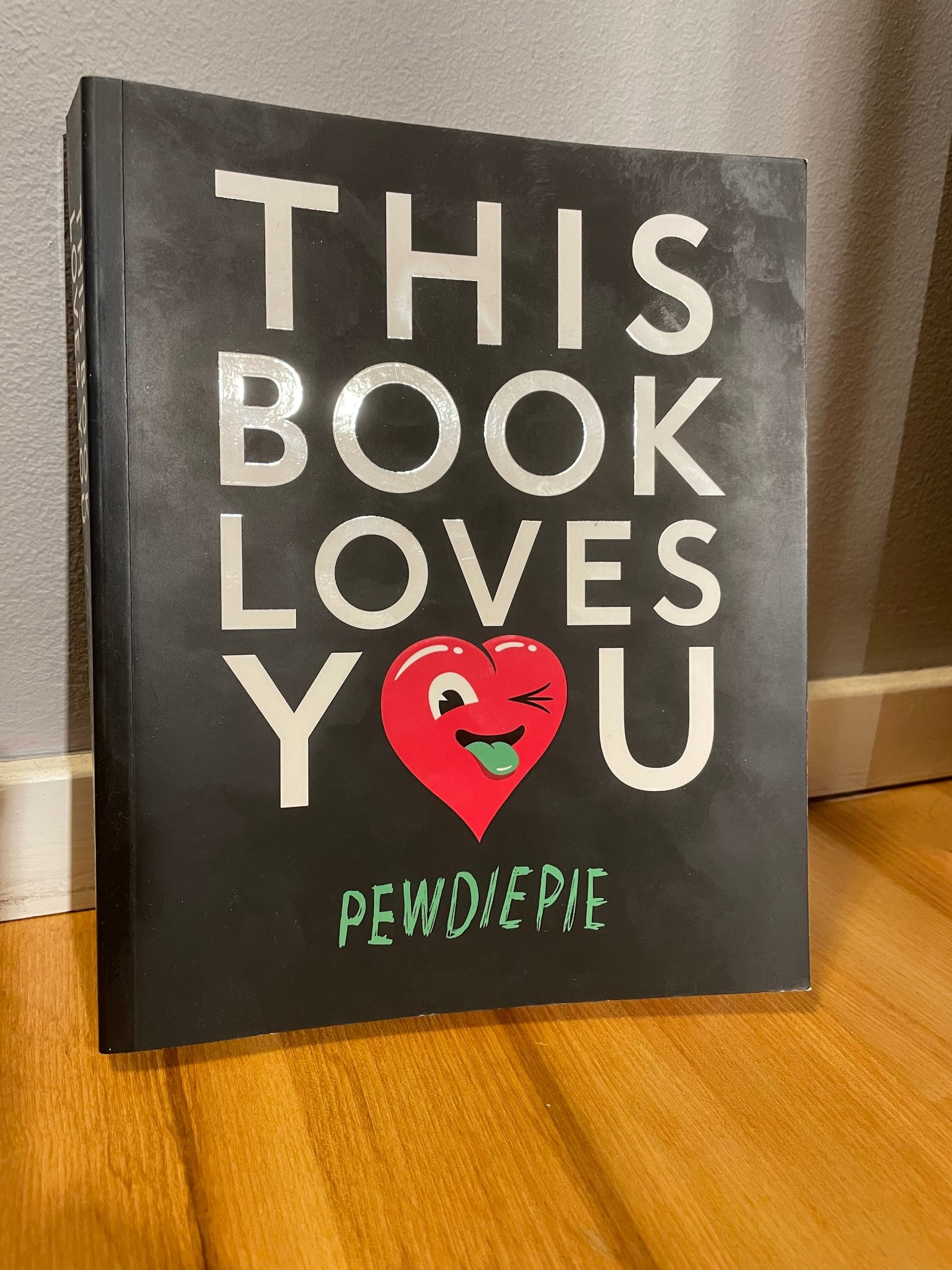 Se produkter som liknar This book loves you, PewDiePie på Tradera (681722705)