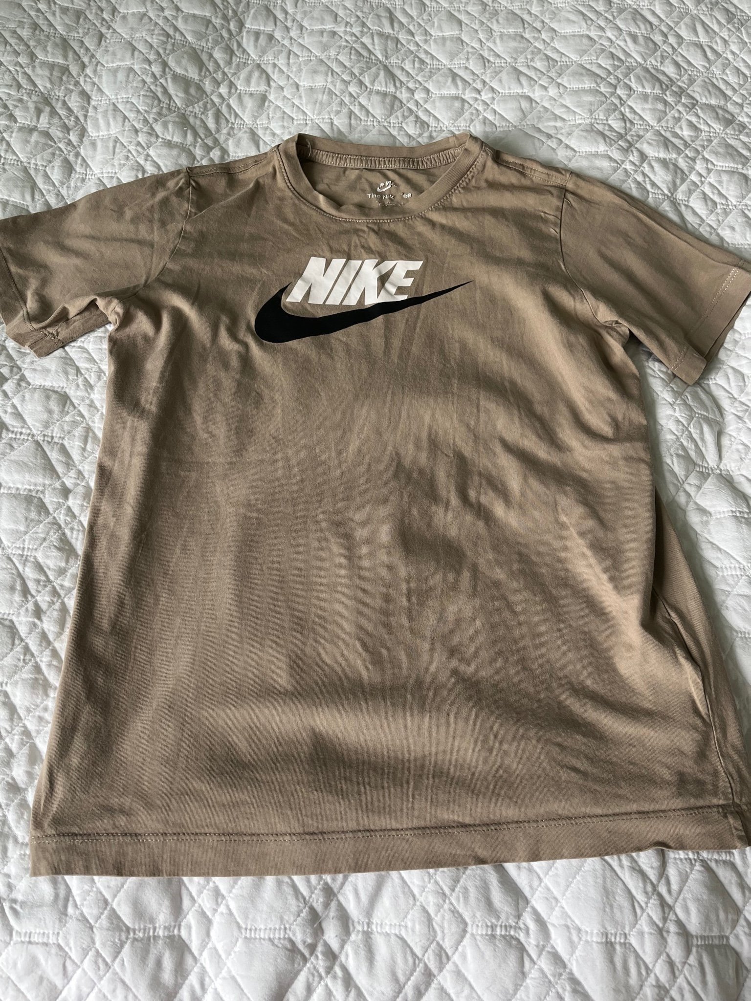 Se produkter som liknar Nike brun t-shirt på Tradera (688207830)