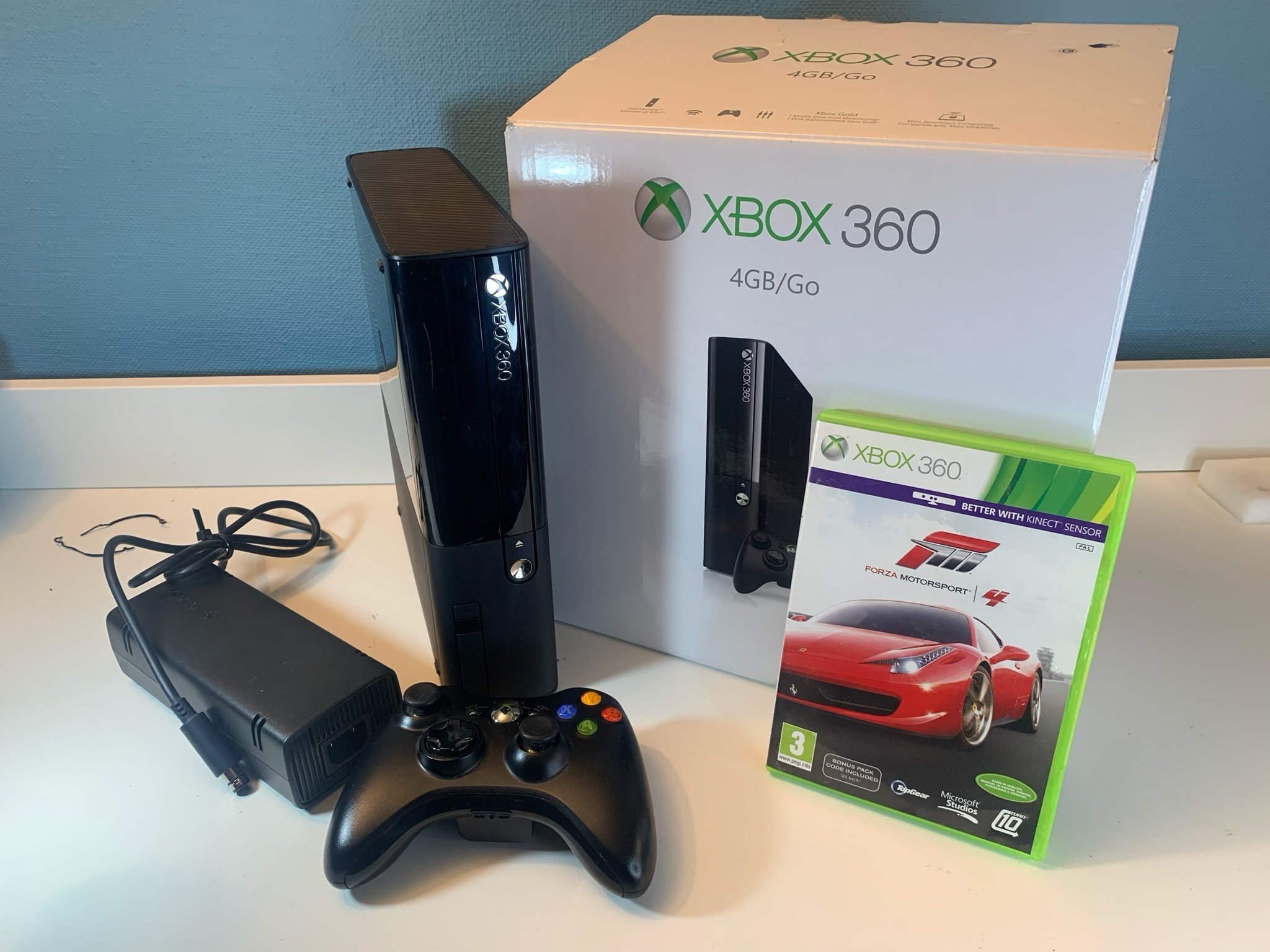 Microsoft Xbox 360 E Konsol med Box ink 1 spel .. | Köp på Tradera (680592791)