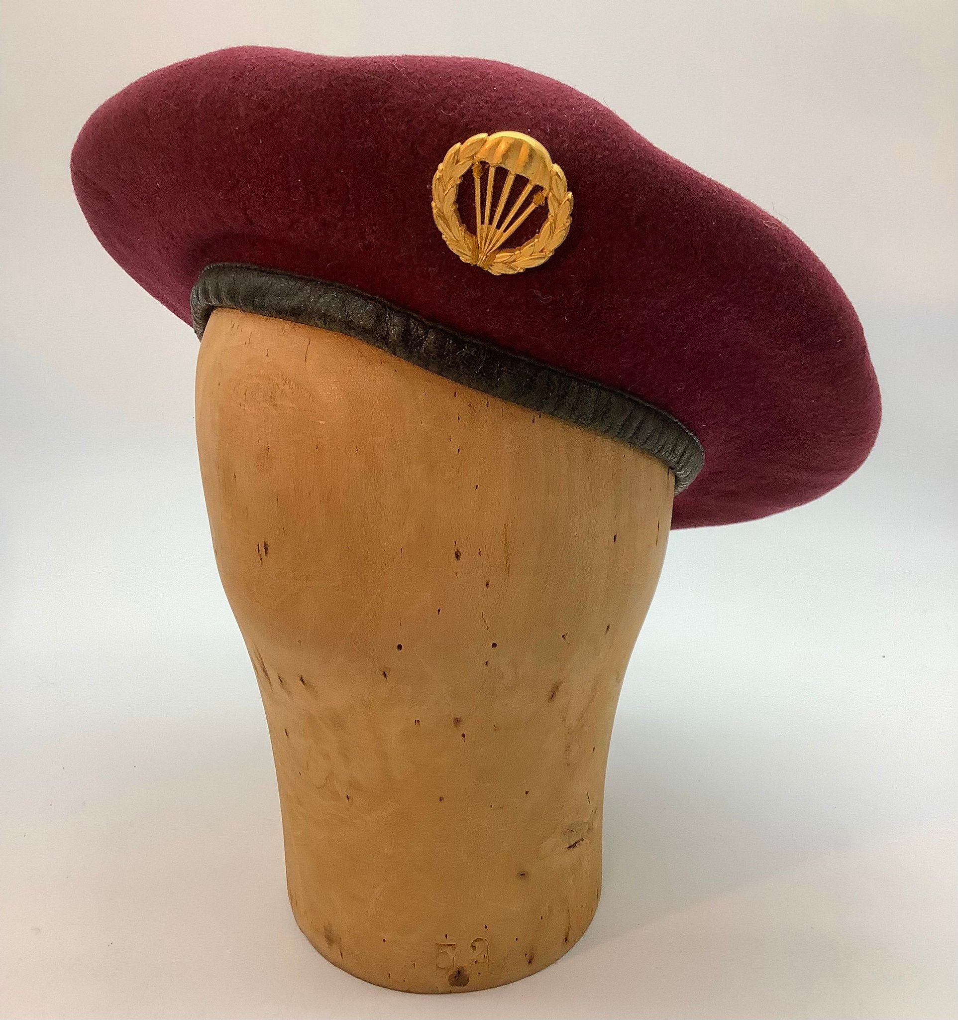 Se produkter som liknar COMMANDO MILITÄR BASKER VINRÖ.. på Tradera (572873335)