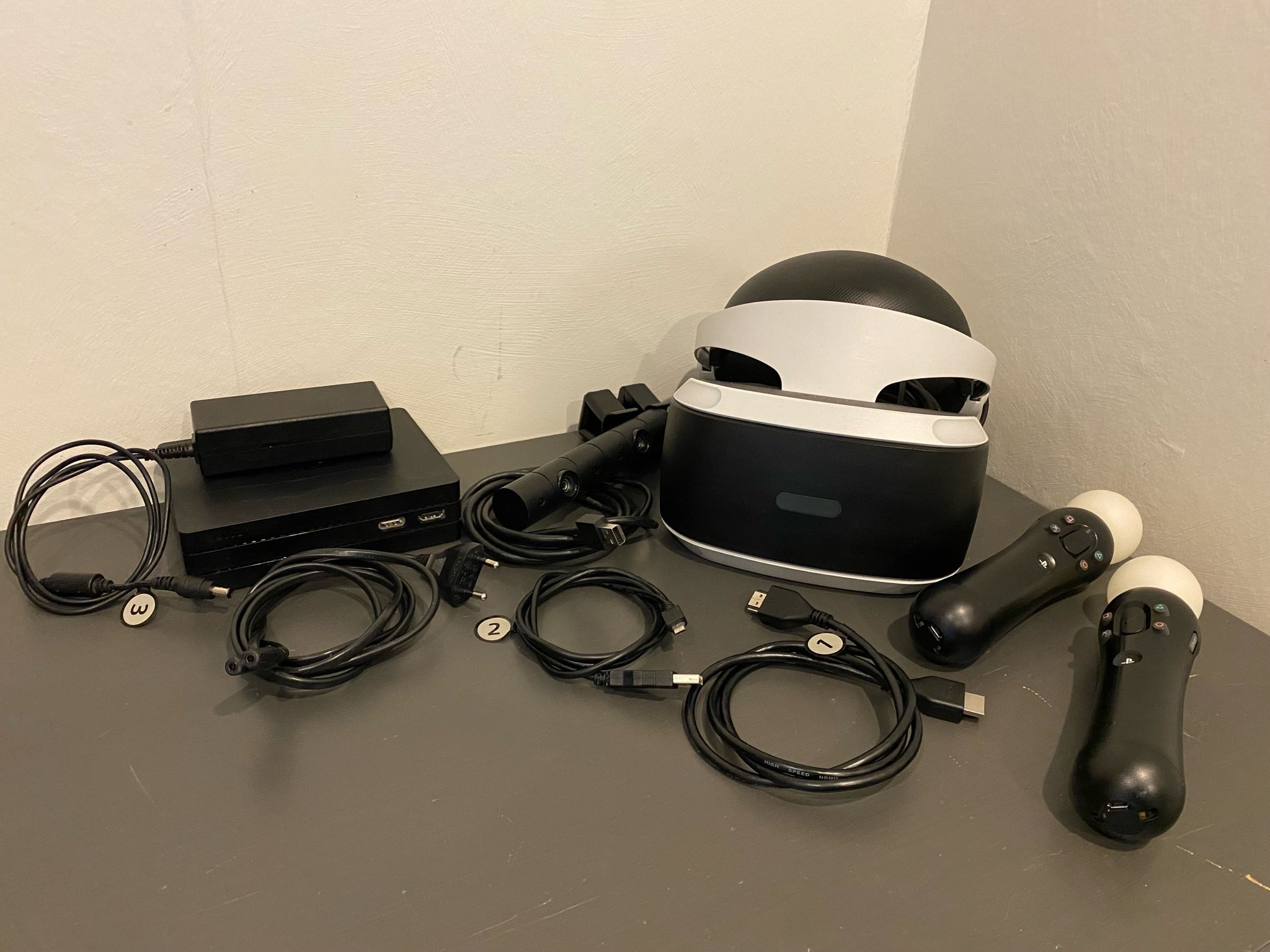 Se produkter som liknar PlayStation VR Komplett Set på Tradera (692994462)