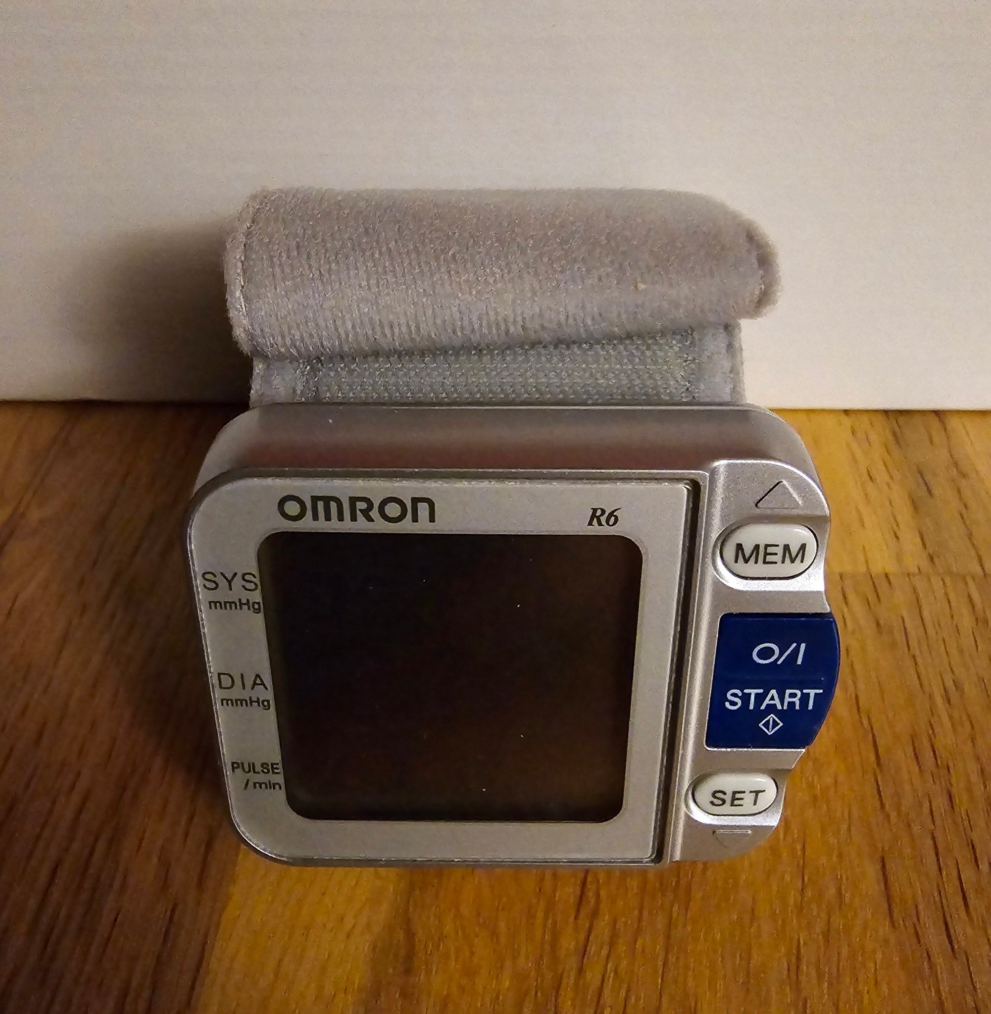 Se produkter som liknar Omron R6 Handled Blodtryckmas.. på Tradera ...