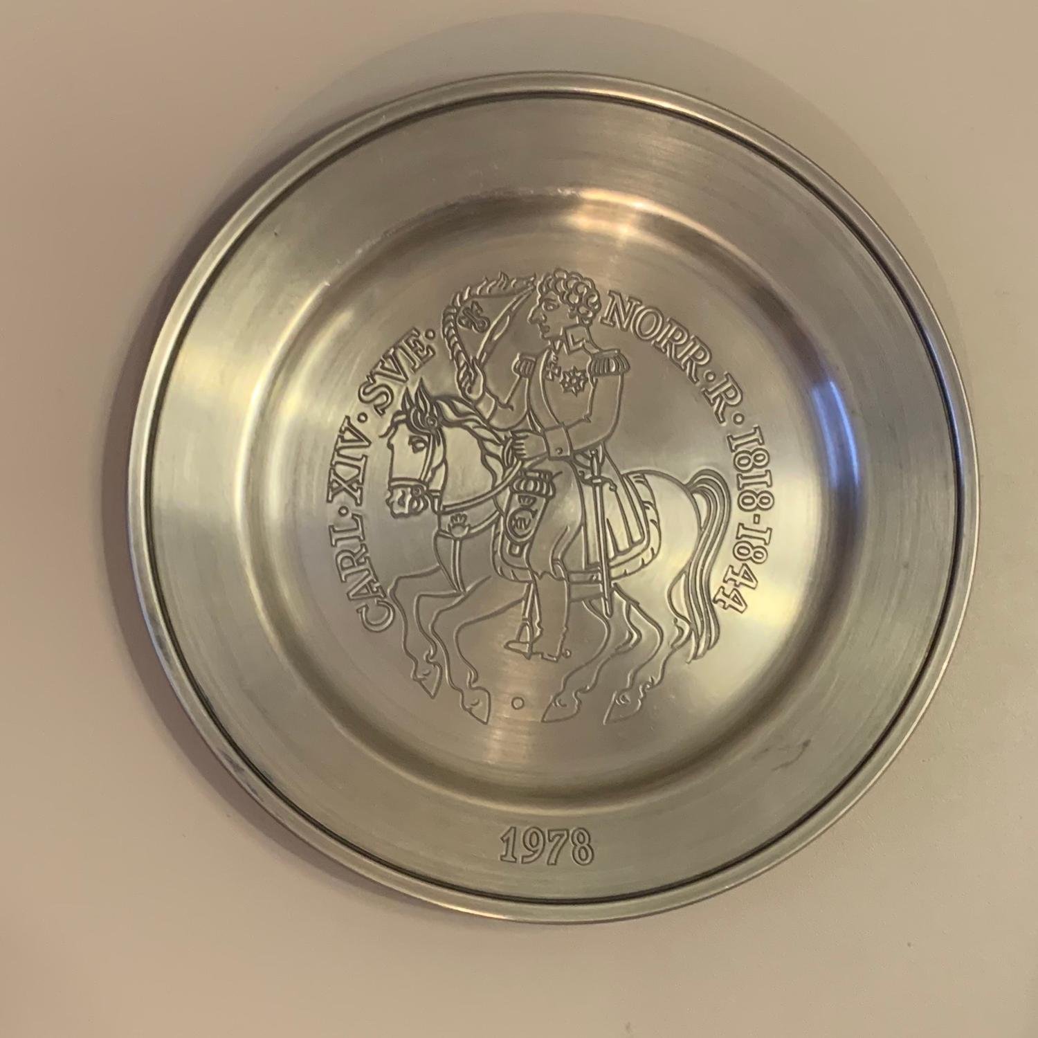 Carl XIV-tallrik, Scandia Tenn, Karlshamn, Desi.. | Köp på Tradera (406018723)