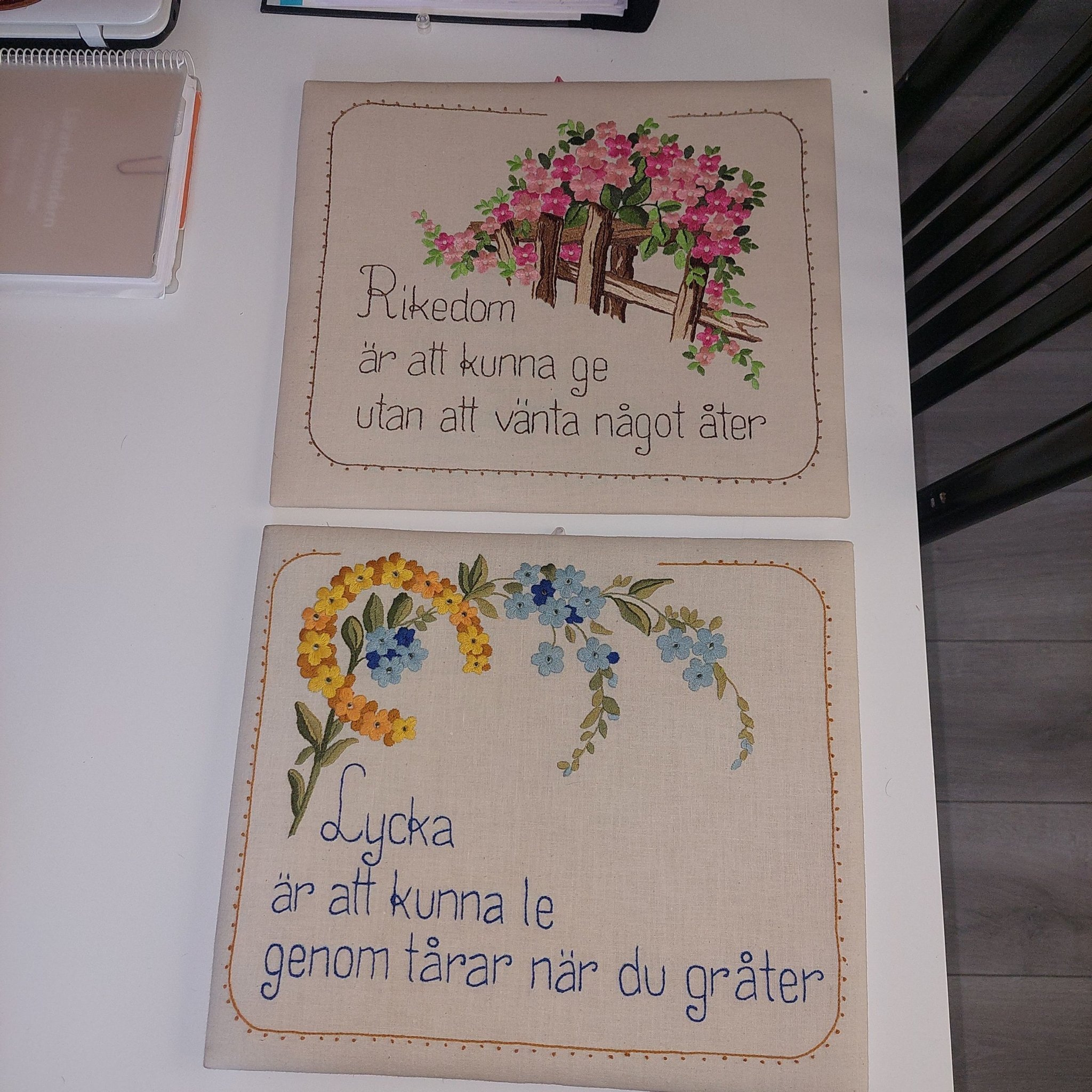 Se produkter som liknar Två vackra broderade tavlor m.. på Tradera ... Se produkter som liknar Två vackra broderade tavlor m.. på Tradera ...