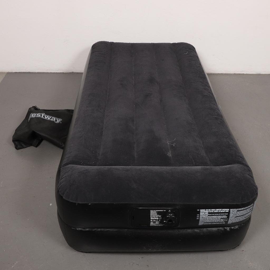 Luftmadrass med inbyggd pump .. | Köp från Auktionsbyra på Tradera (625193850)