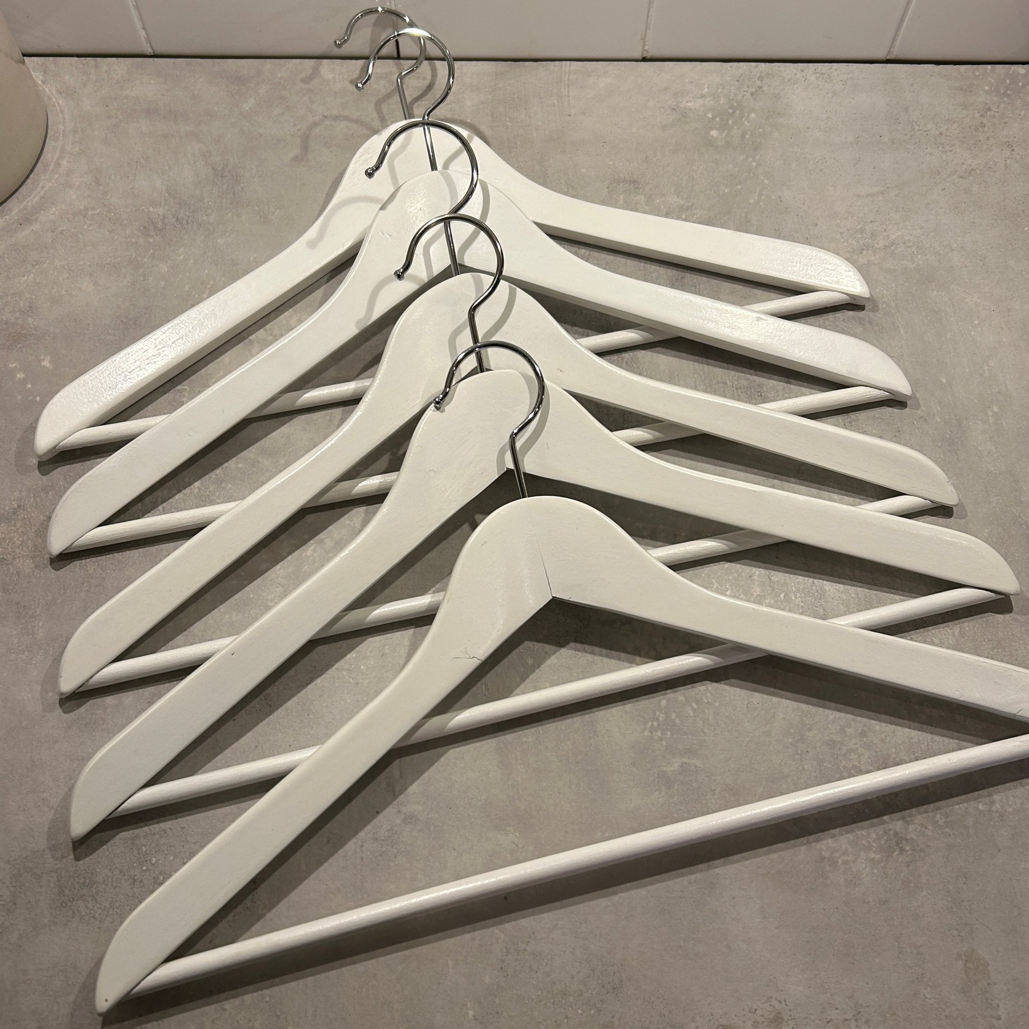 Se produkter som liknar IKEA vita galgar vit galge tr.. på Tradera (703921850)