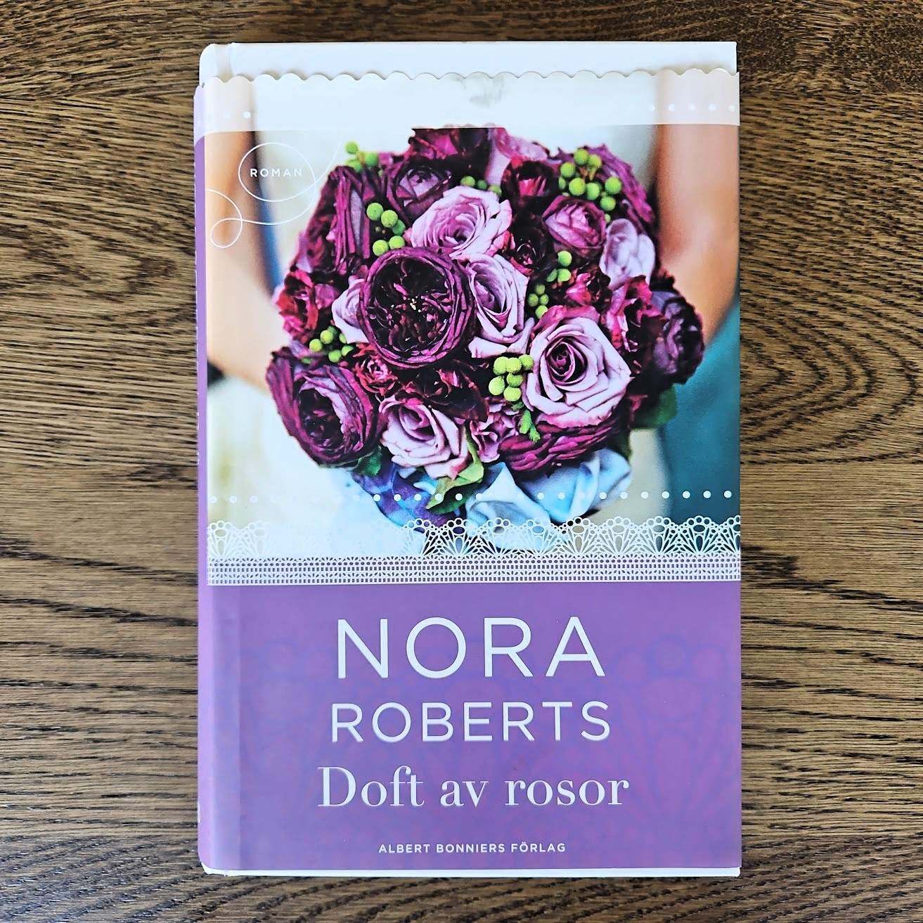 Doft av rosor - Nora Roberts | Köp från Boklet på Tradera (667683311)